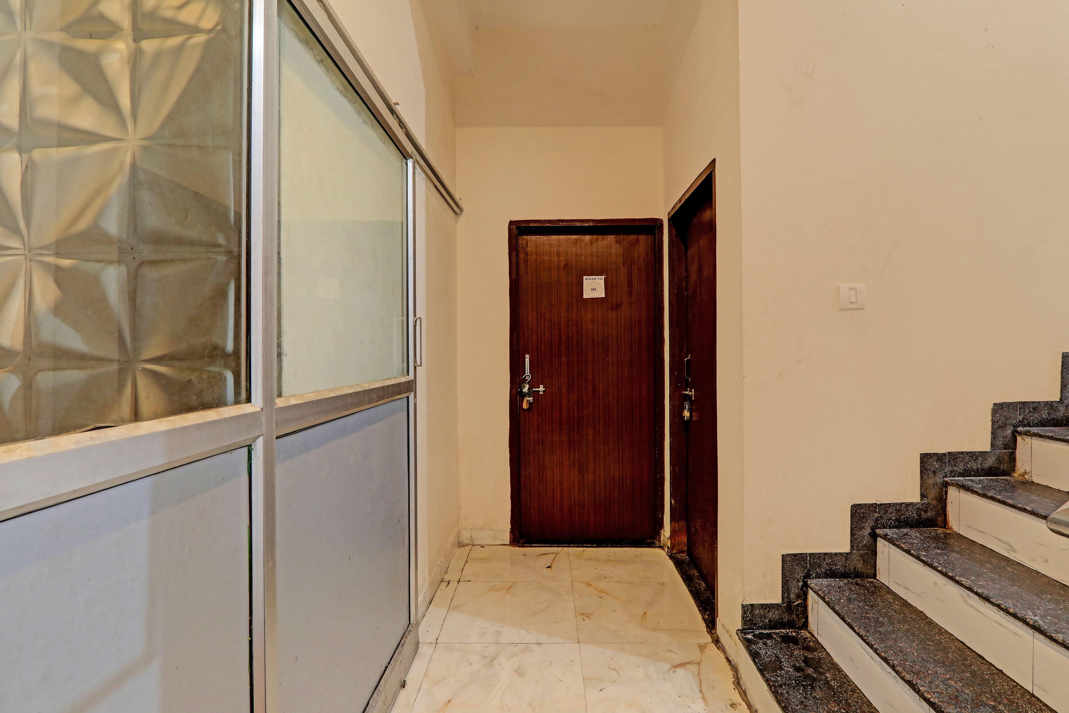 Hotel O by OYO A K Hotel, Flagship Rasulabad, Book @ ₹1426 - OYO