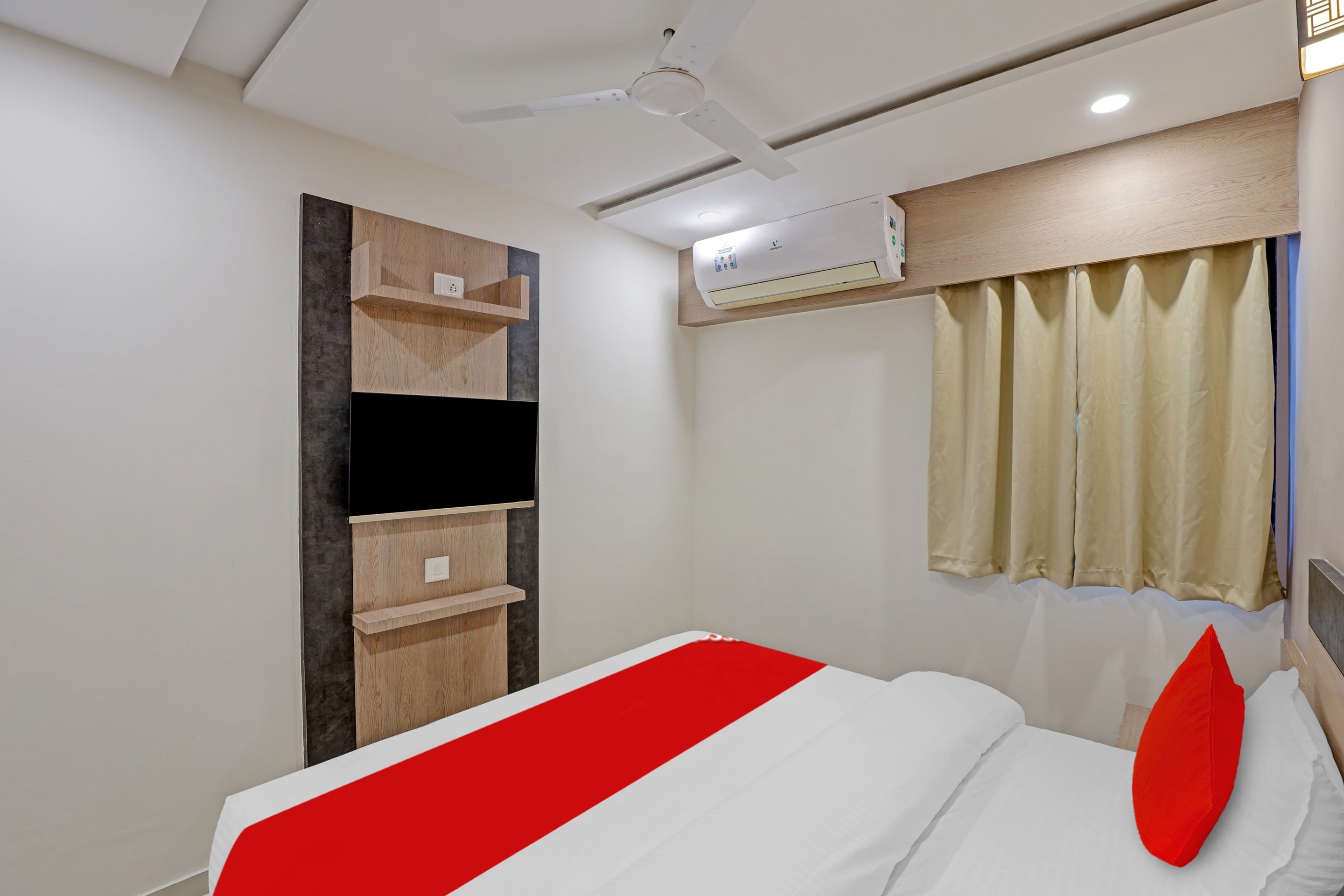 OYO Flagship Hotel Max, Flagship Ahmedabad, Book @ ₹1095 - OYO