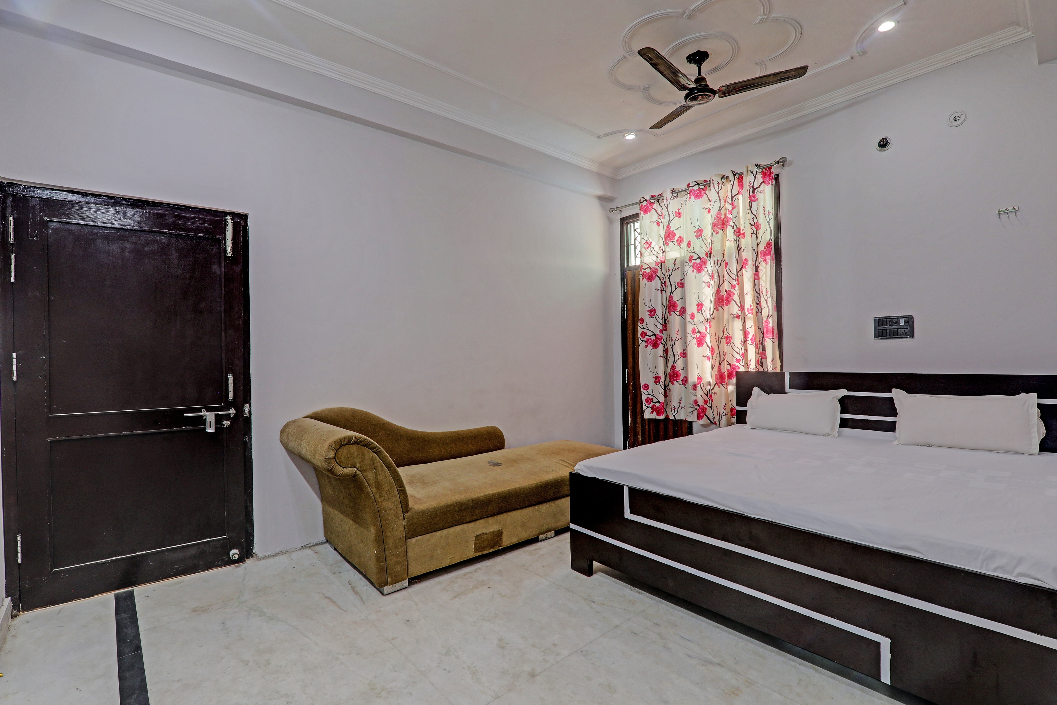 OYO Hotel Golden Night, Flagship Lucknow, Book @ ₹728 - OYO