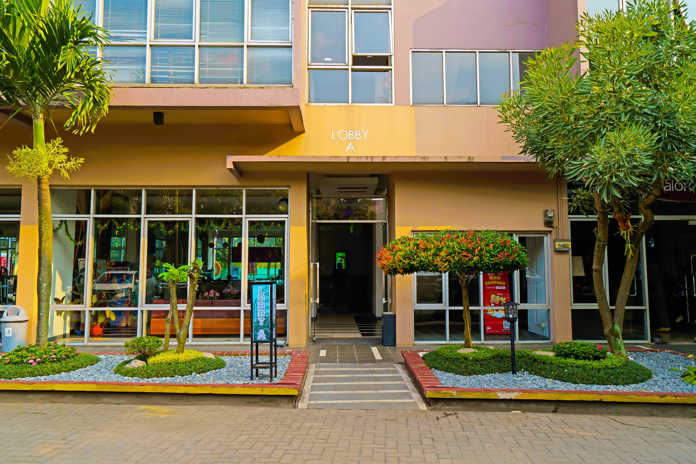 OYO Life 92774 The Edge Apartment By My Home, OYO Living Cimahi, Book ...