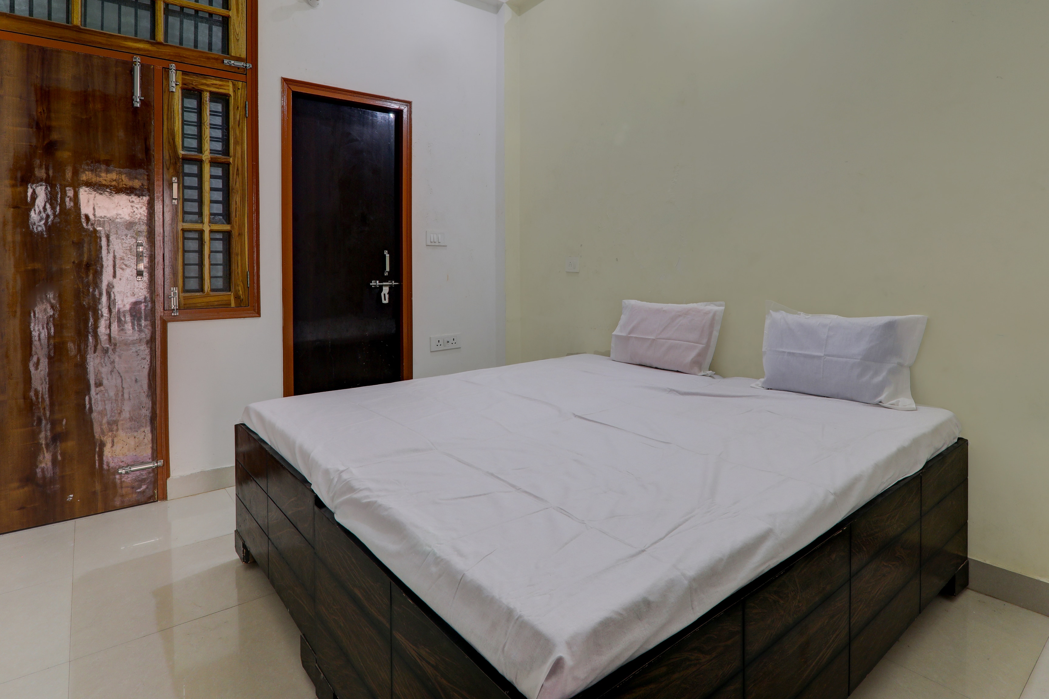 OYO Dd Paradise , Flagship Lucknow, Book @ ₹728 - OYO