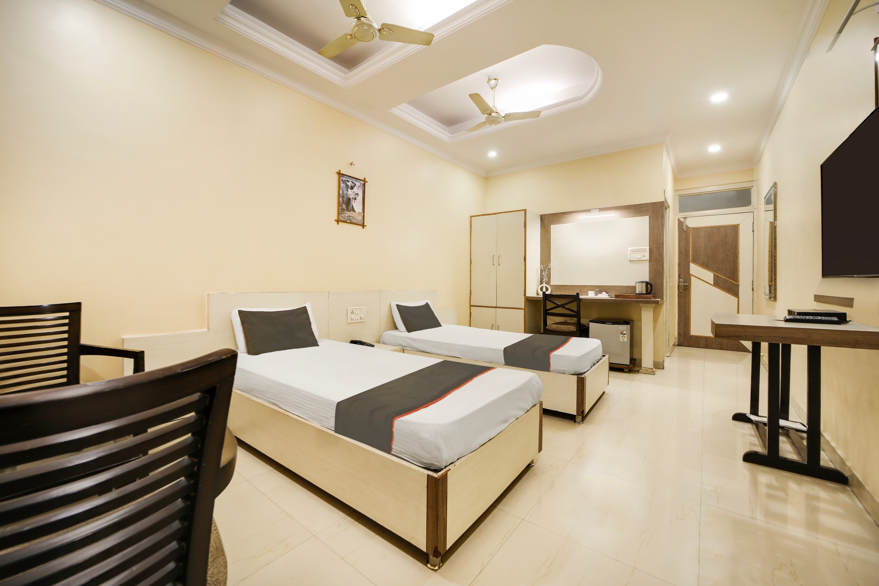 Collection O Hotel Silver Inn, Collection O Bhopal, Book @ ₹1725 - OYO