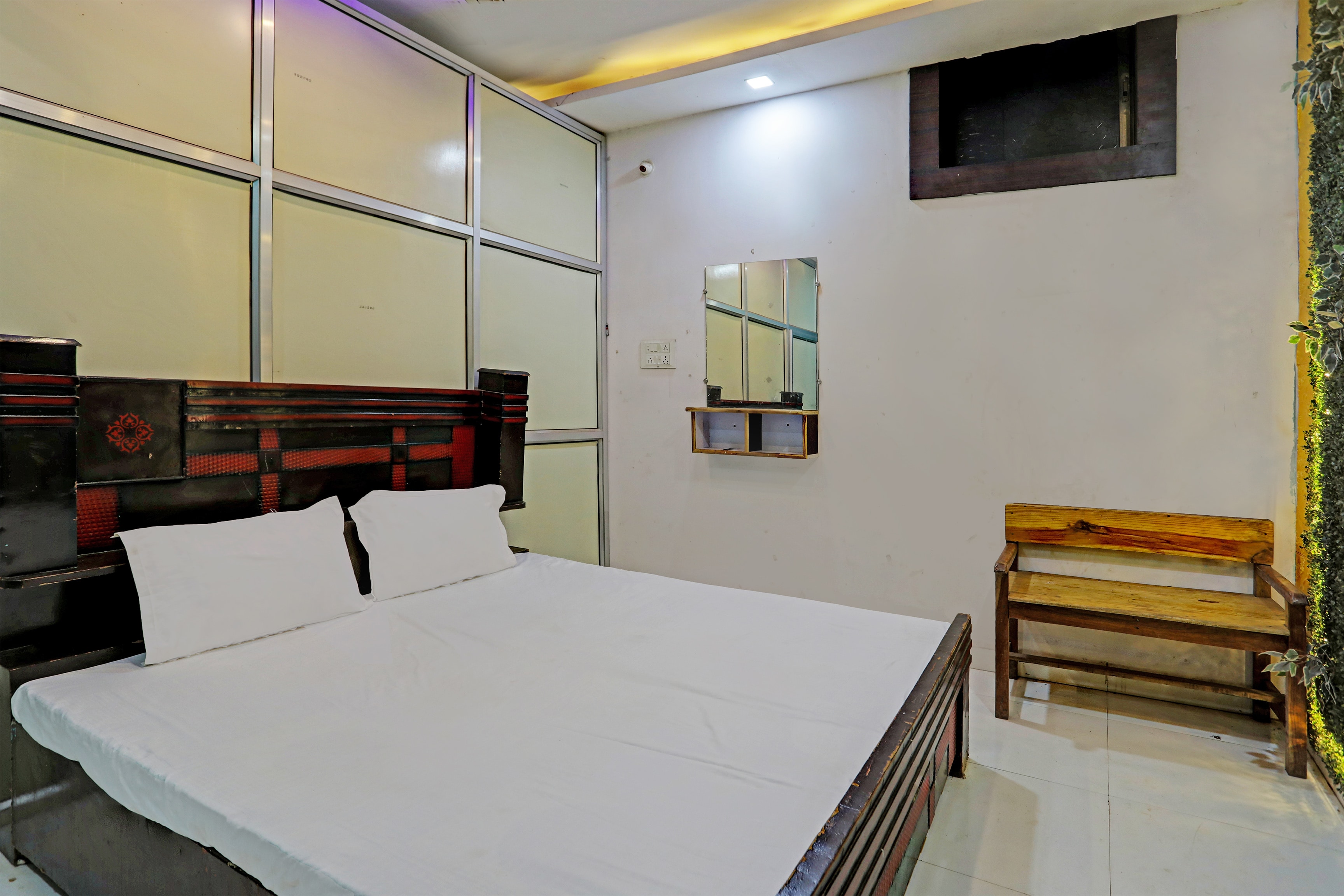 OYO Runway Restaurant And Hotel, Home Jabalpur, Book @ ₹997 - OYO