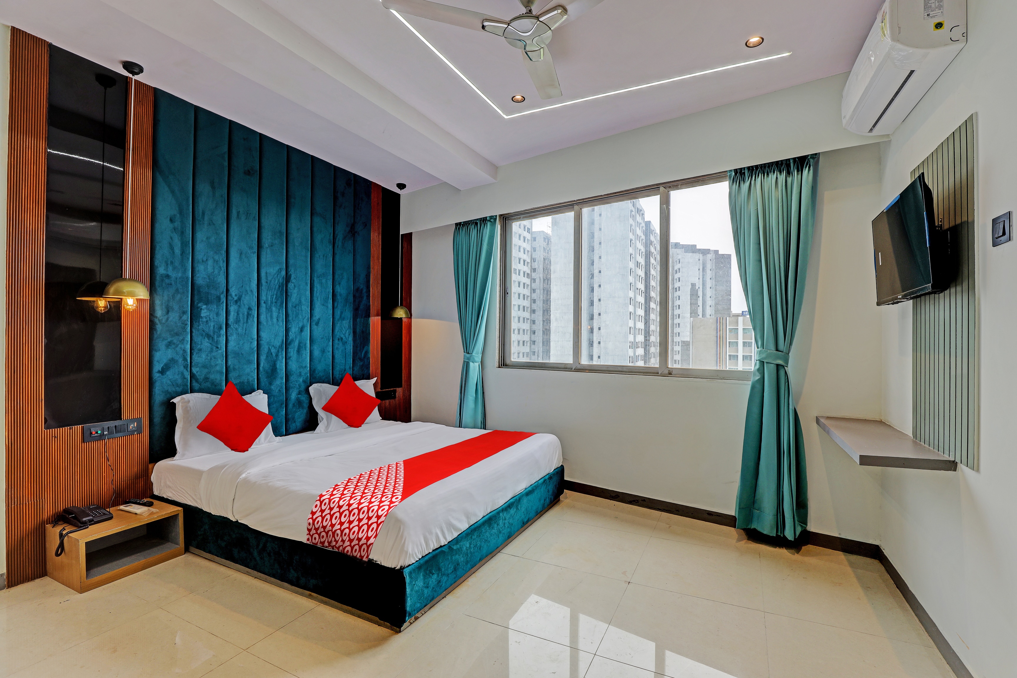 Super OYO Flagship Hotel Sky Palace, Flagship Surat, Book @ ₹673 - OYO