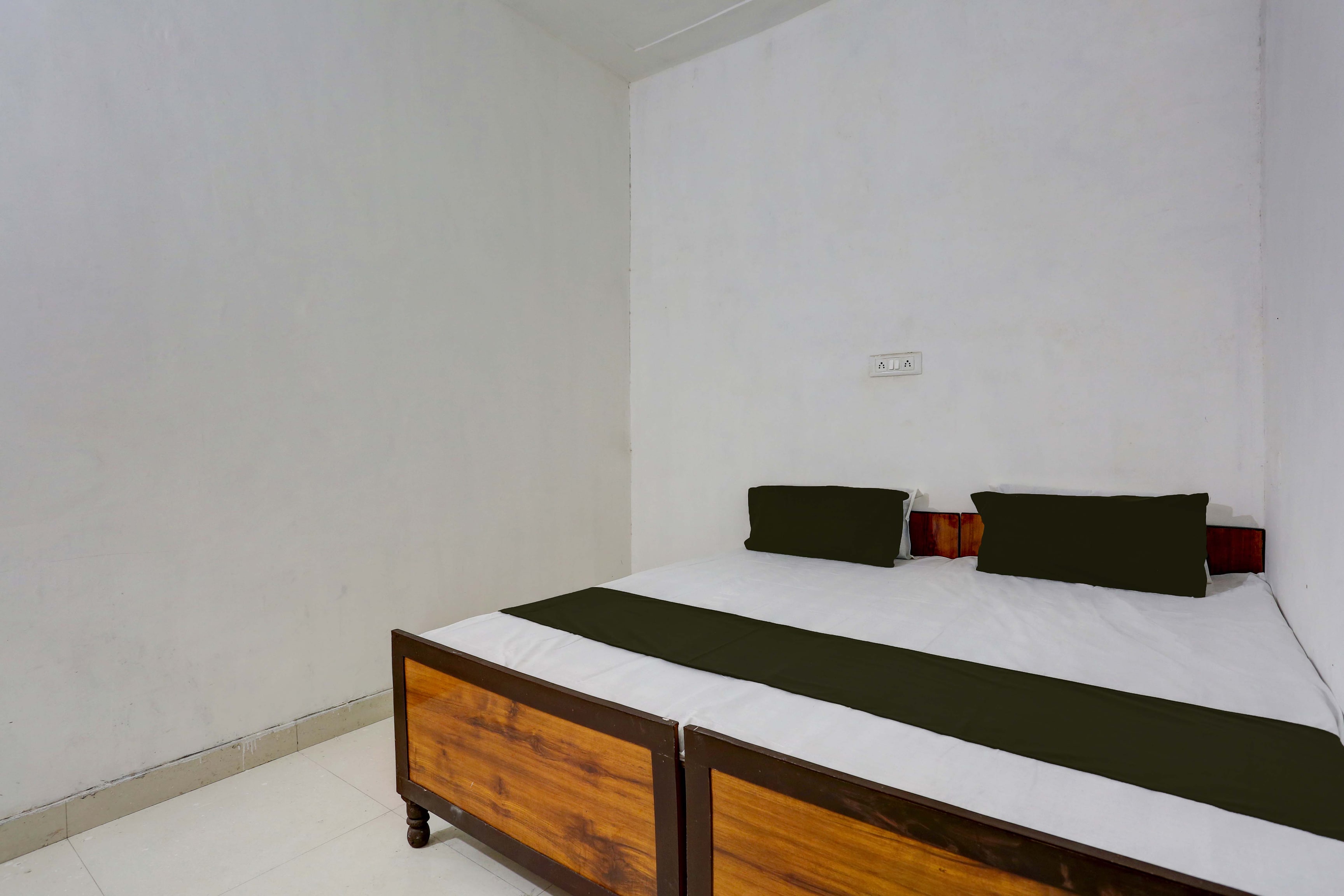 SPOT ON Shri Med Singh Guest House, SPOT ON Ghaziabad, Book @ ₹485 - OYO