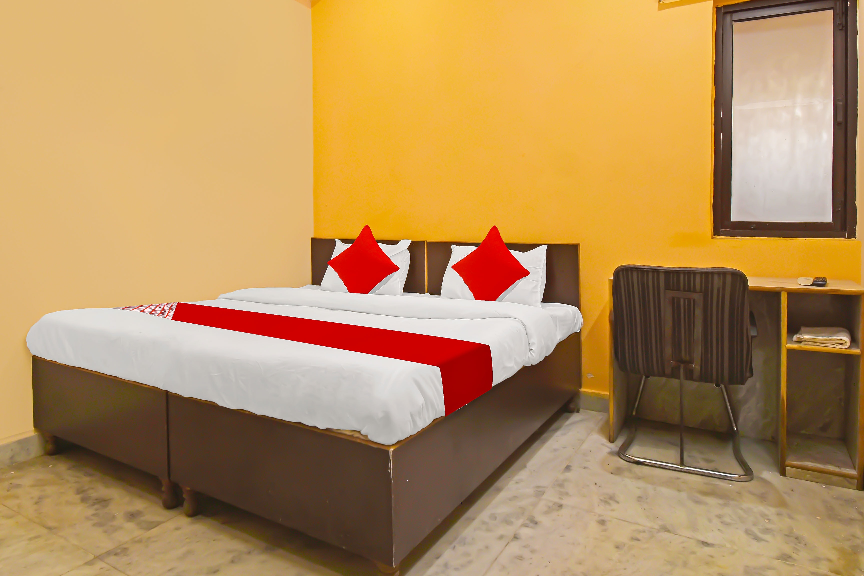 Live on Del5732, Flagship Delhi, Book @ ₹728 - OYO