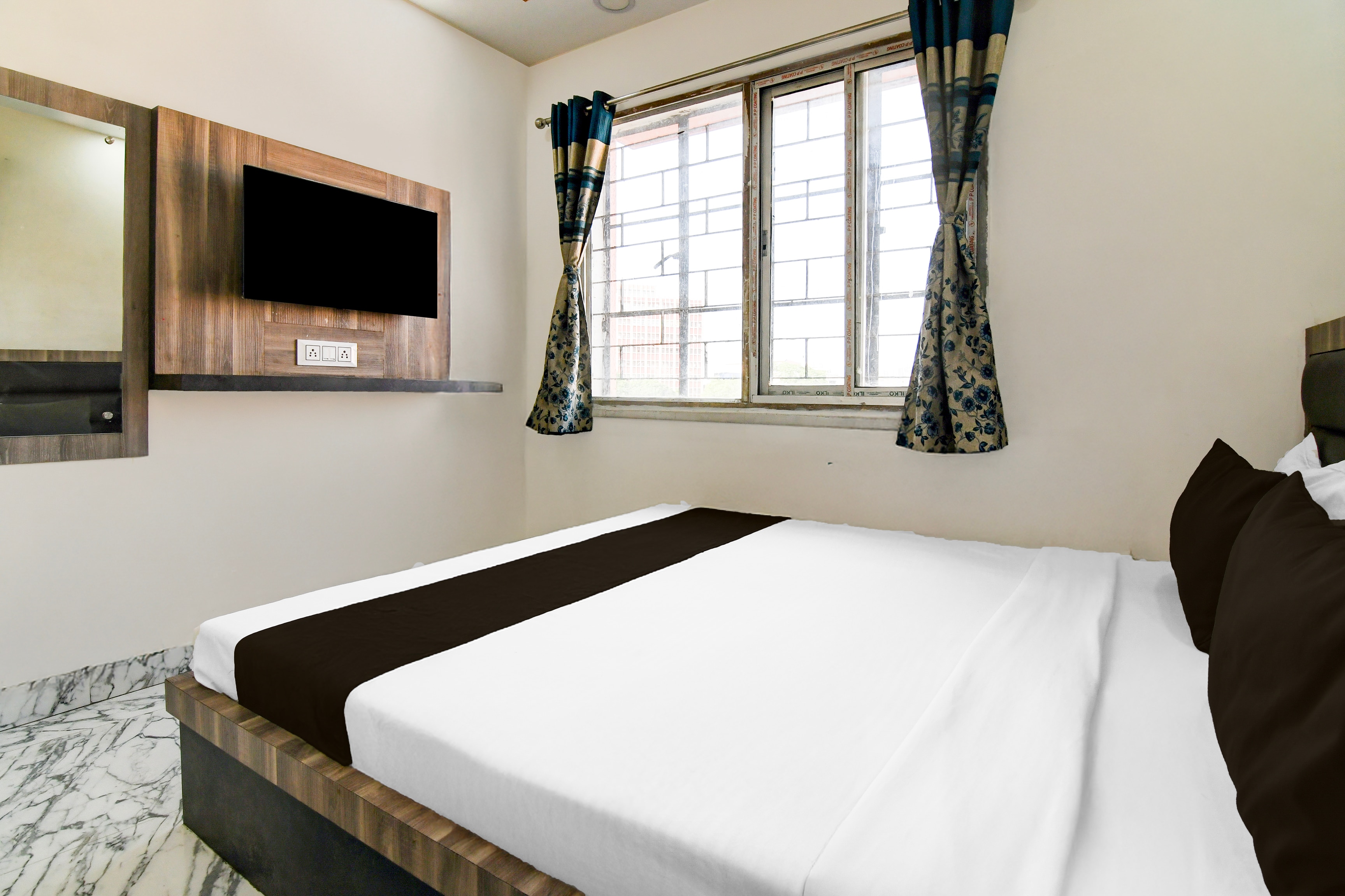 Hotel O S. R. ROYALE, Flagship Kolkata, Book @ ₹1536 - OYO