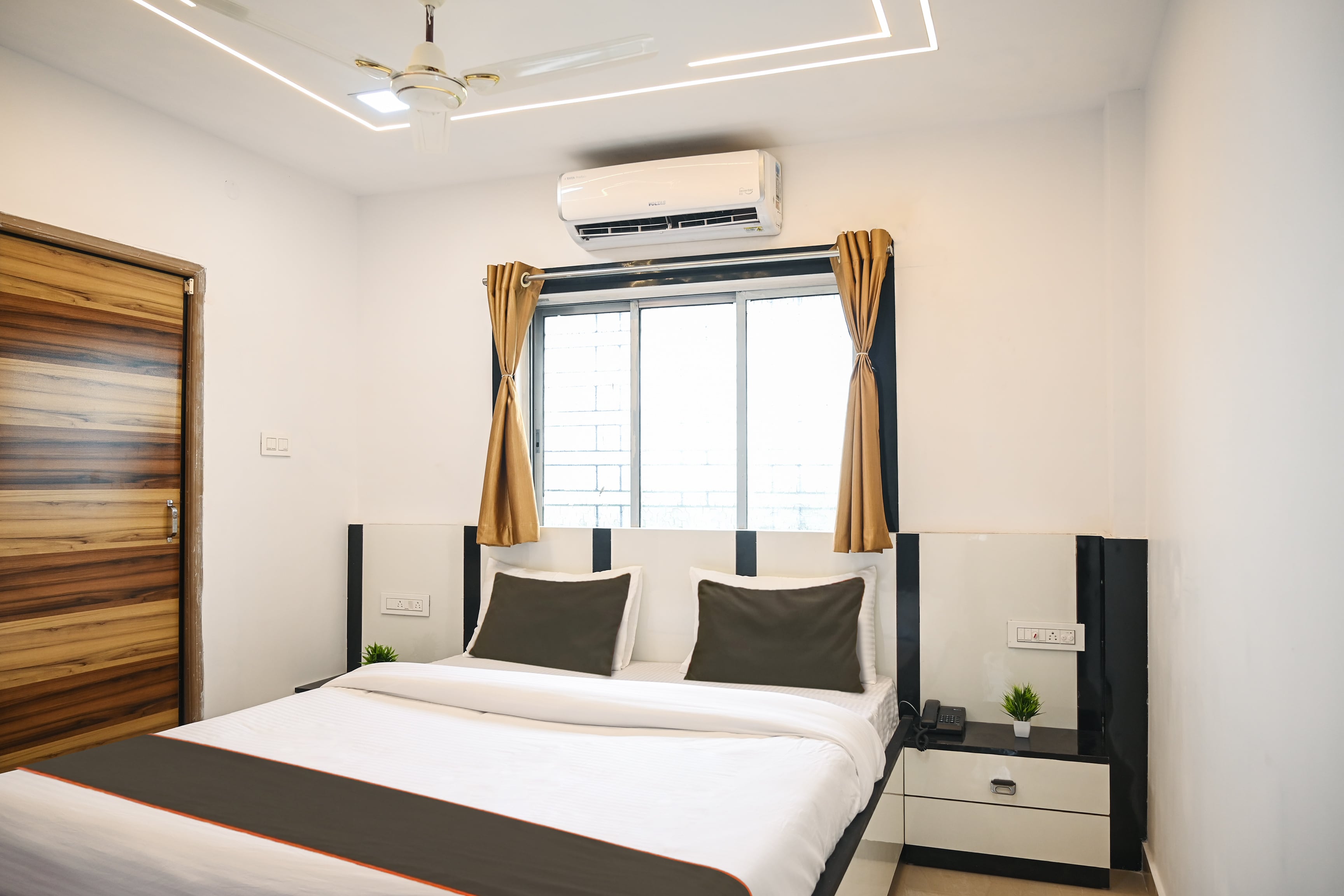 Super OYO Collection O Hotel Heritage Near Acropolis Mall, Collection O ...