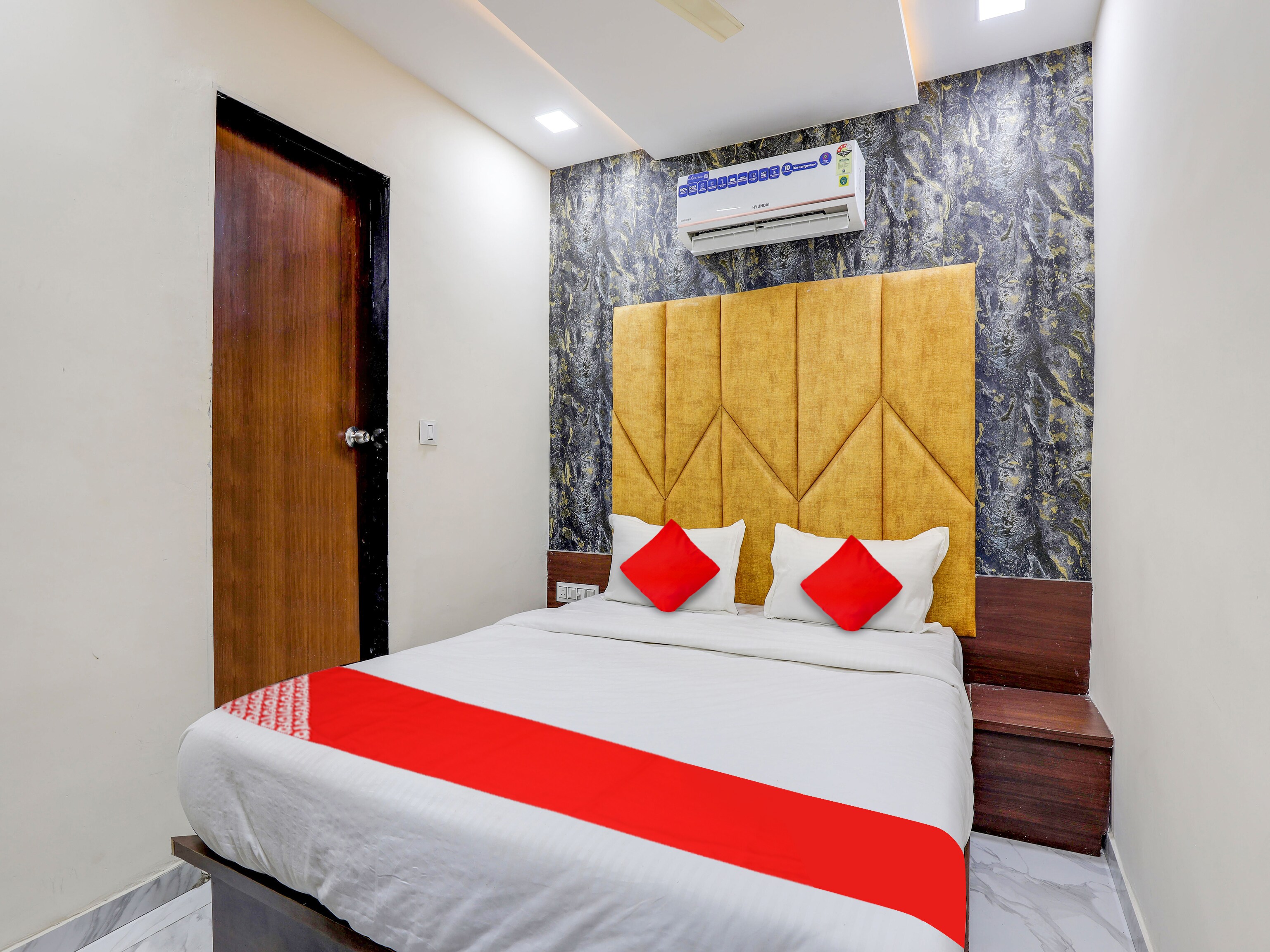 OYO 818302 HOTEL KING VIEW, Flagship Ahmedabad, Book @ ₹1277 - OYO