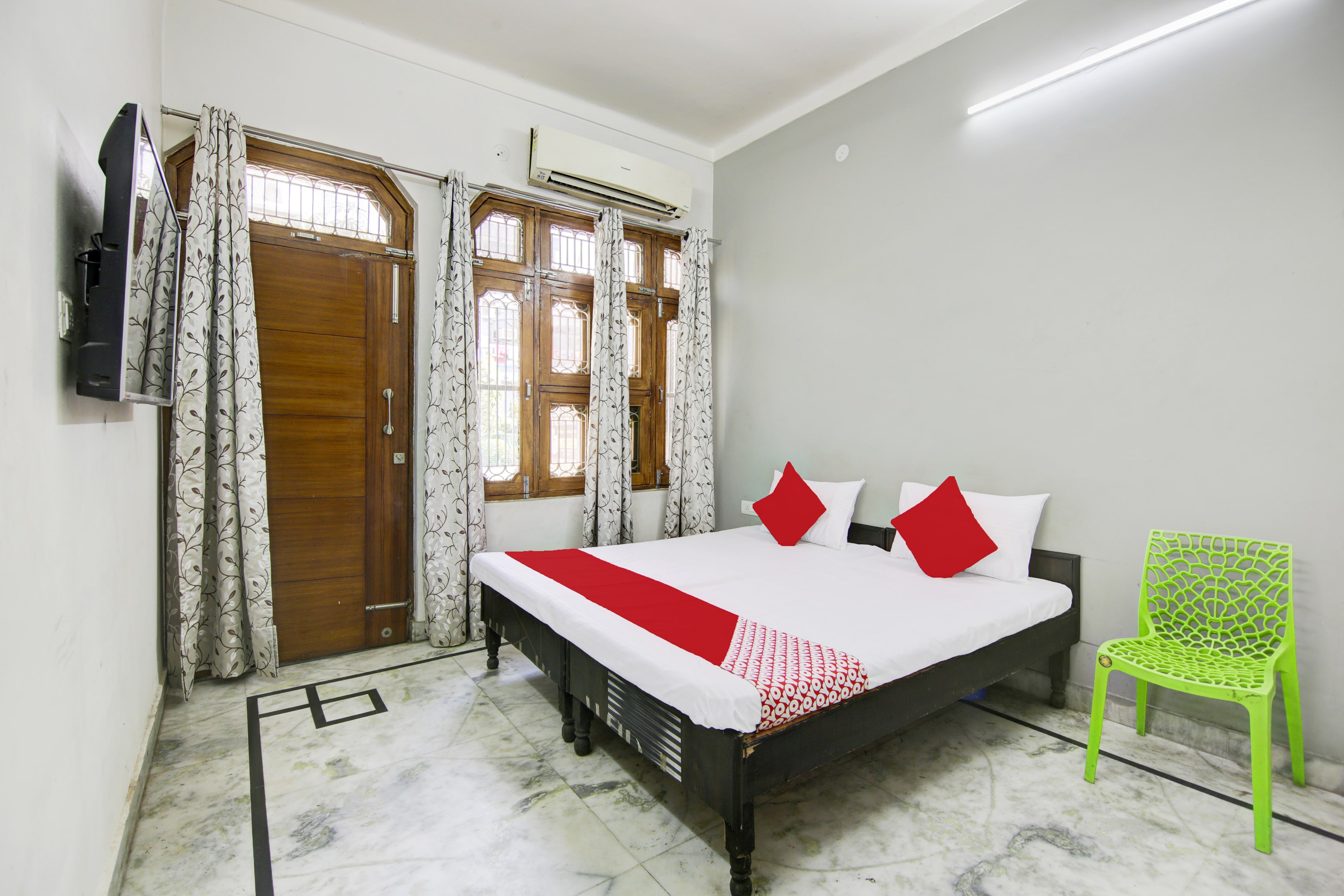 Hotel O DIVINE CAFE, Flagship Ghaziabad, Book @ ₹684 - OYO