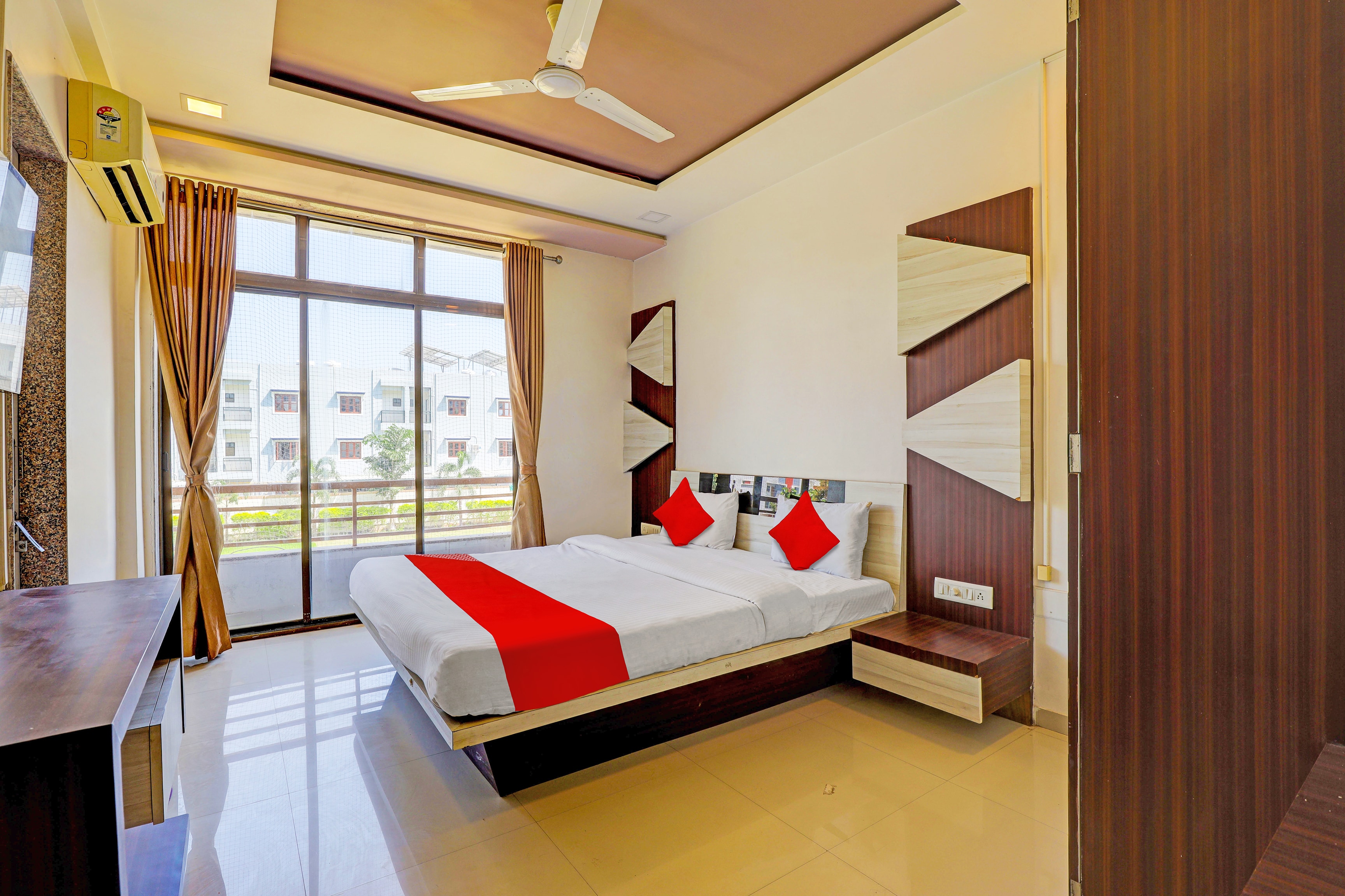 OYO Flagship Hotel Poonam, Flagship Gandhinagar, Book @ ₹709 - OYO
