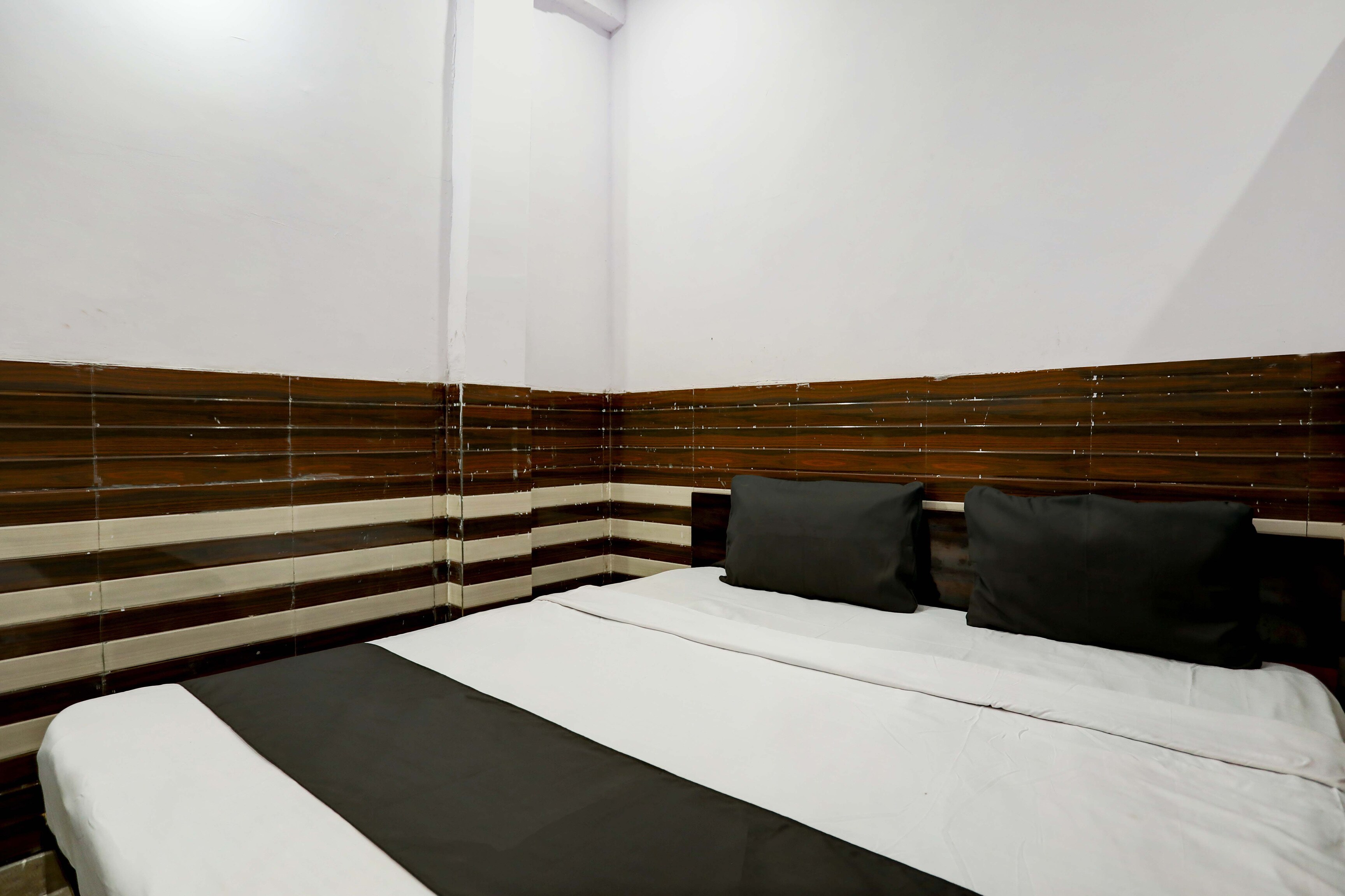 Hotel O Midtown Guest House, Flagship Noida, Book @ ₹738 - OYO