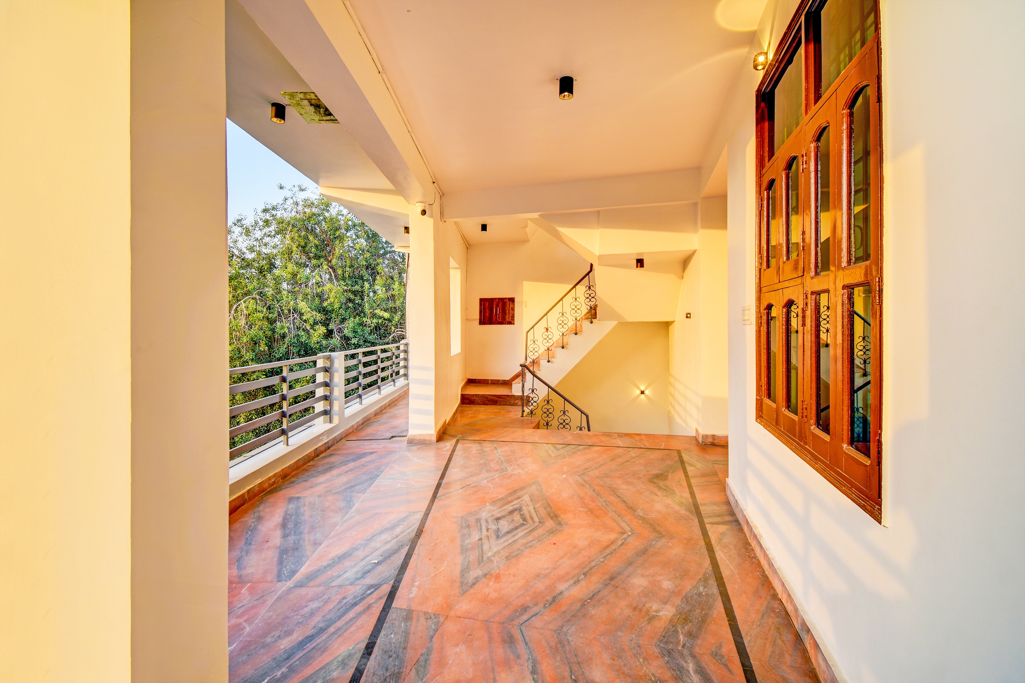 Hotel O White Hut, Flagship Delhi, Book @ ₹2102 - OYO