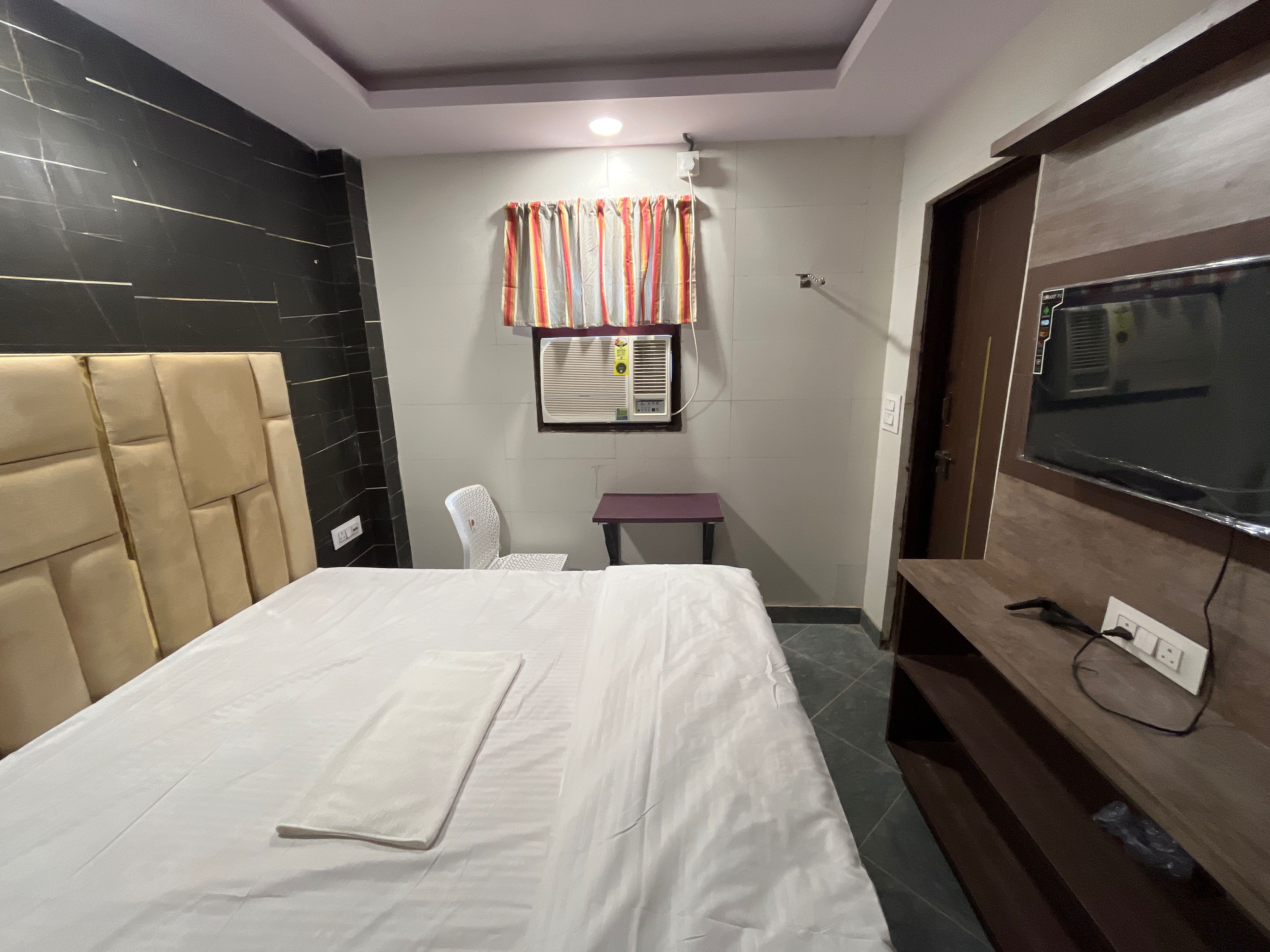 OYO Hotel Relax Inn, Flagship Delhi, Book @ ₹766 - OYO