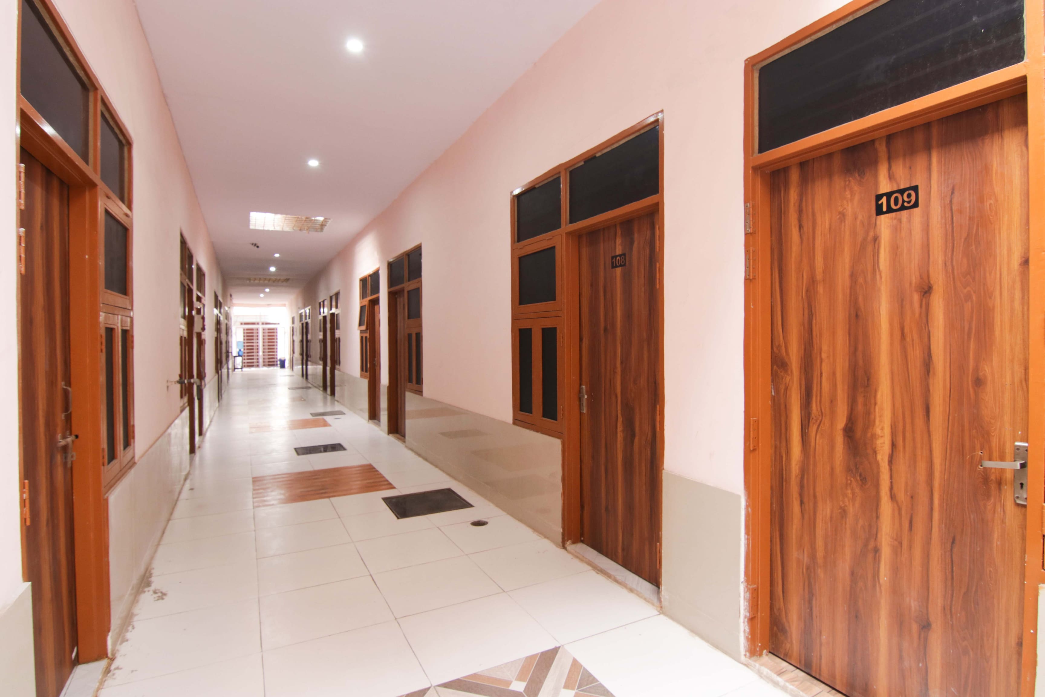 Hotel O Royal Place, Flagship Faridabad, Book @ ₹702 - OYO