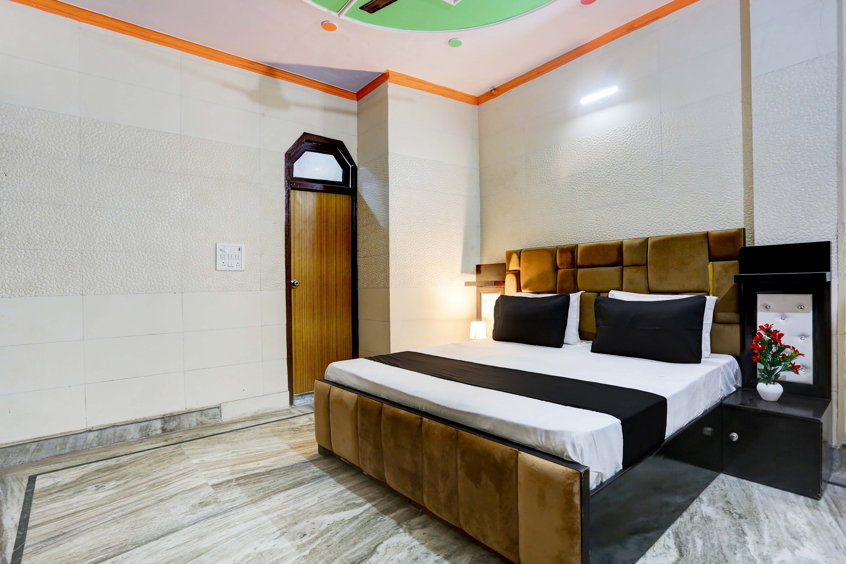Hotel O White Diamond, Flagship Delhi, Book @ ₹728 - OYO