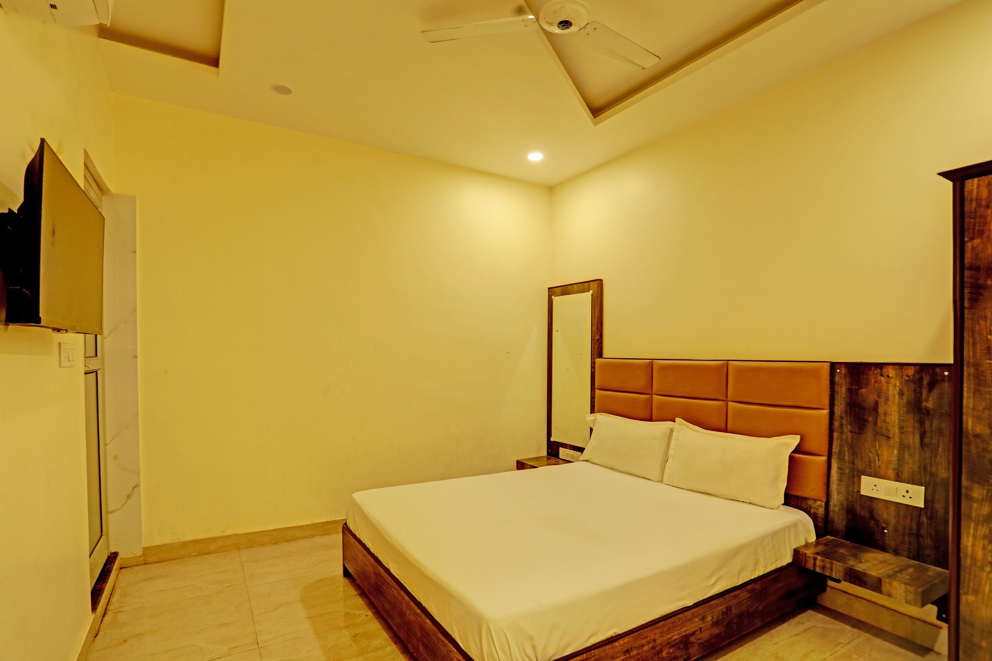 Hotel O Shubharambh Hotel, Flagship Kanpur, Book @ ₹716 - OYO