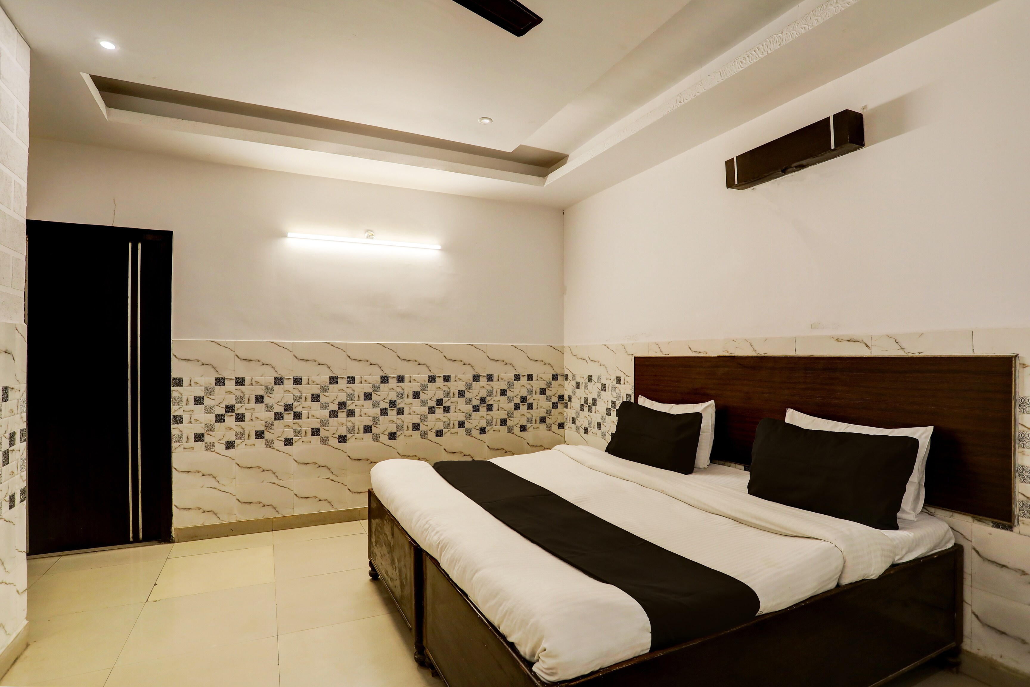 OYO Flagship Hotel Vasundhara Heights, Flagship Bareilly, Book @ ₹849 - OYO