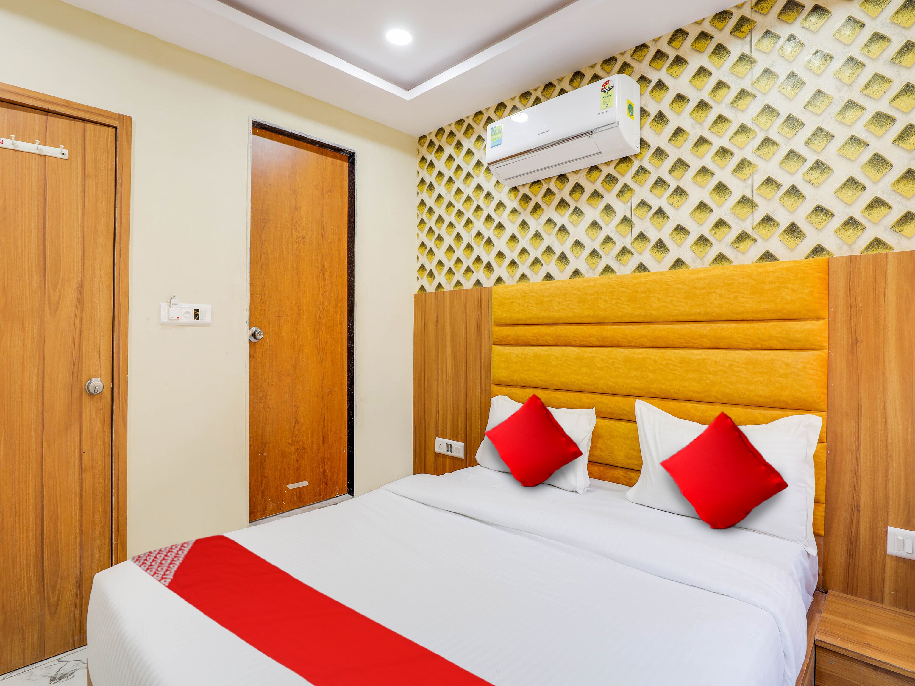 OYO 820134 Hotel NEW View, Flagship Ahmedabad, Book @ ₹861 - OYO