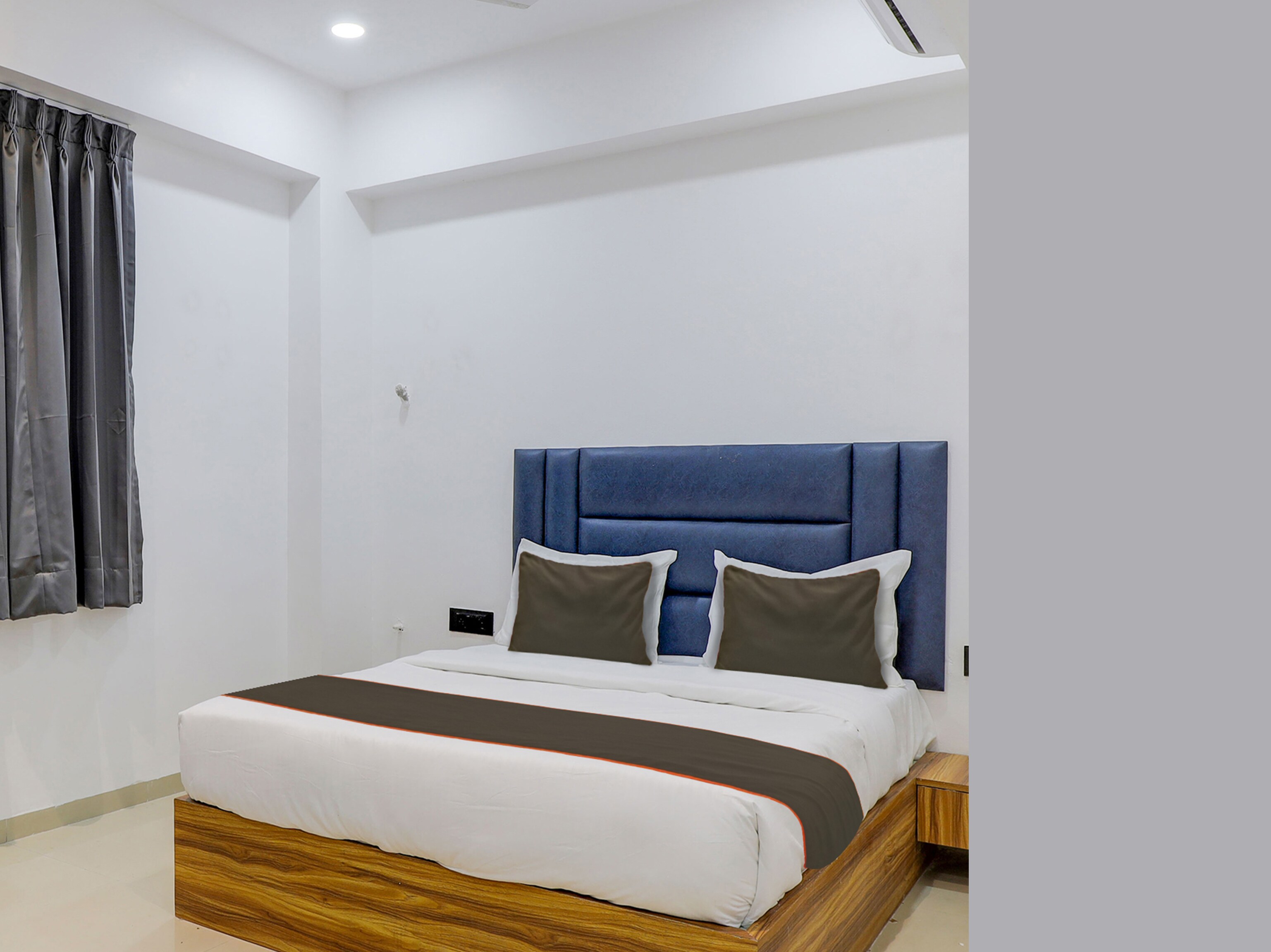 Collection O Hotel SS Palace, Collection O Surat, Book @ ₹742 - OYO