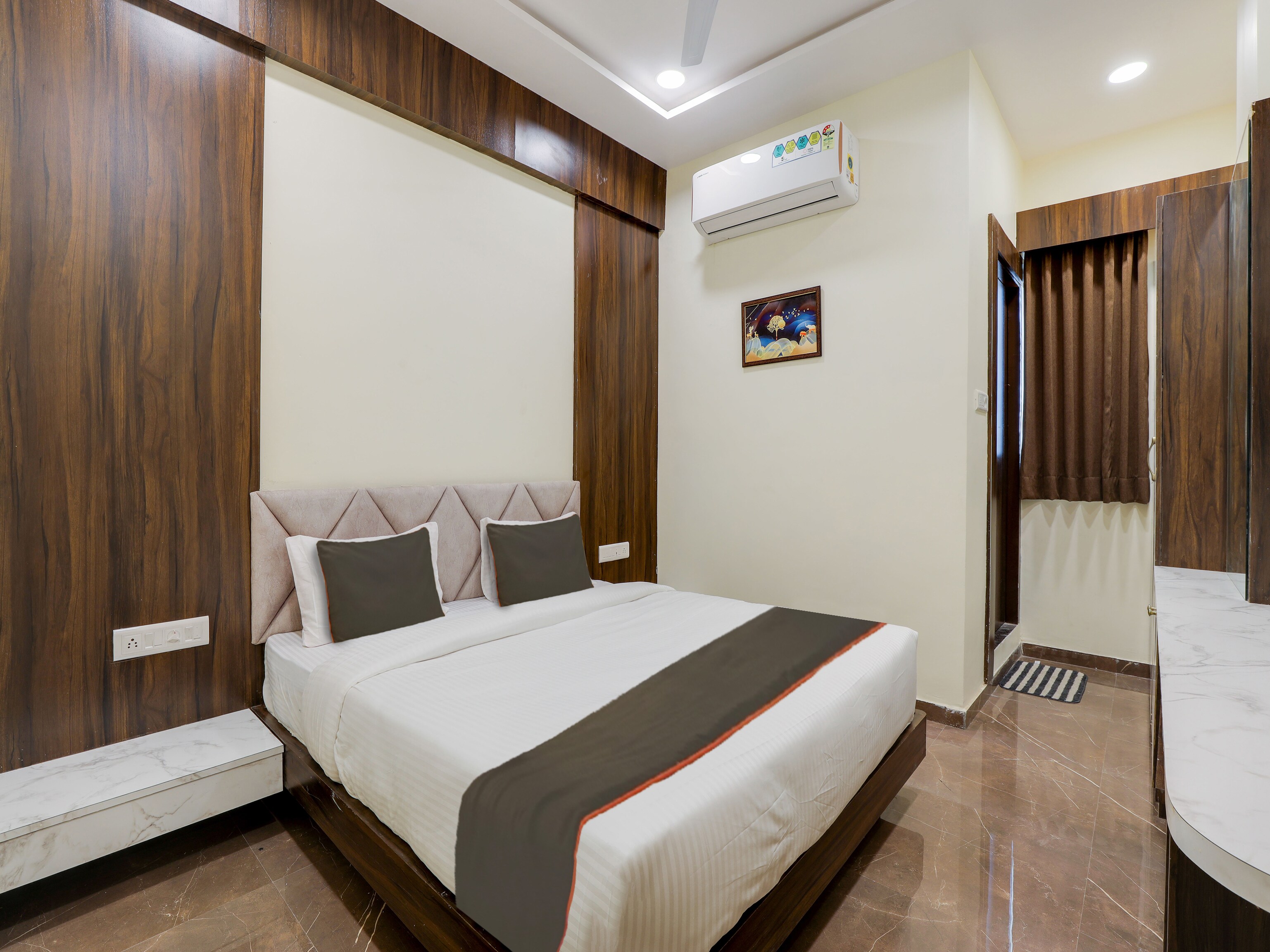 Collection O Rooms, Collection O Vadodara, Book @ ₹1779 - OYO