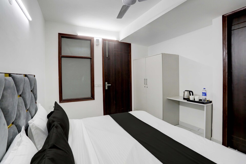 Super OYO Collection O Hotel 24by7, Collection O Delhi, Book @ ₹1053 - OYO