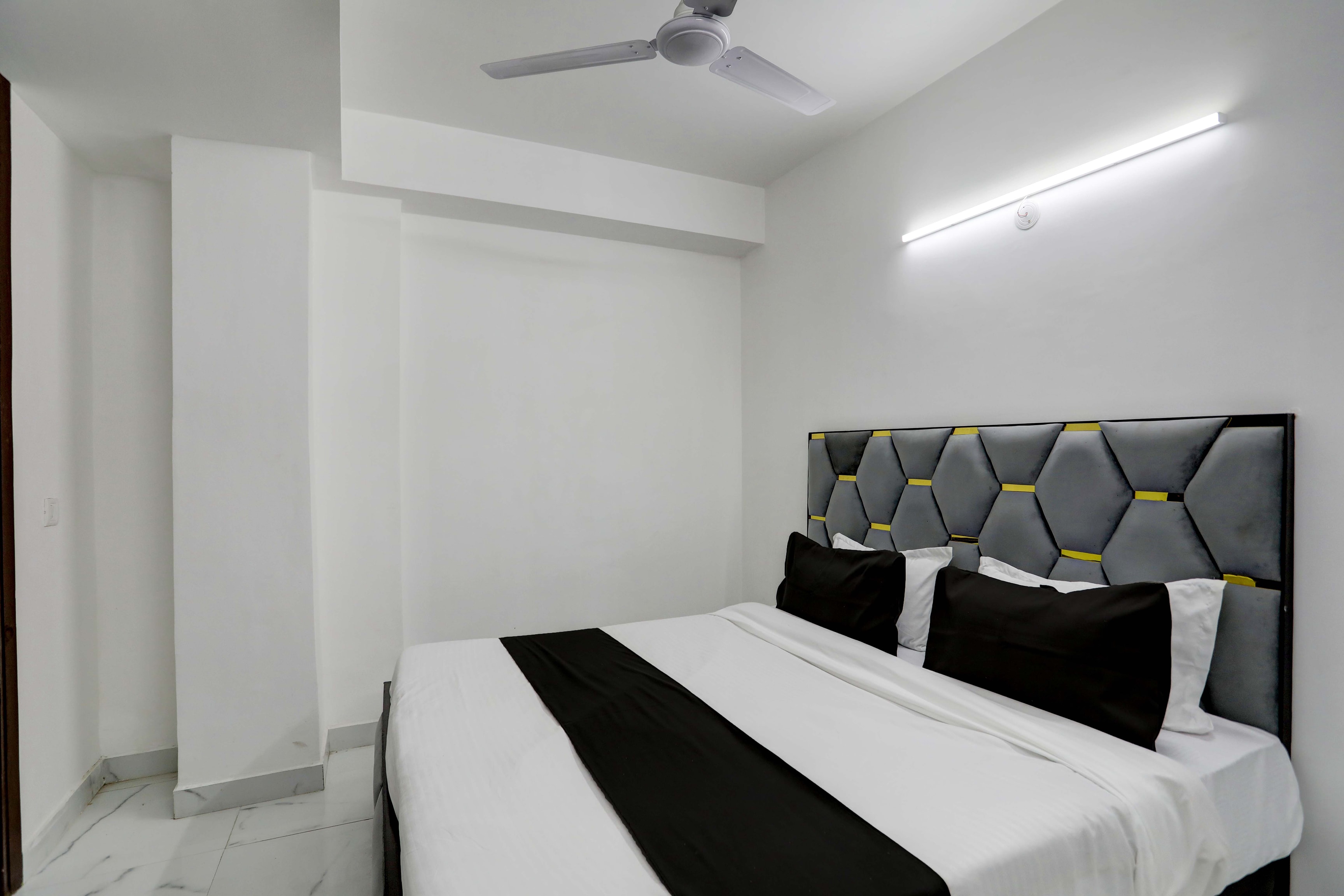 Super OYO Collection O Hotel 24by7, Collection O Delhi, Book @ ₹1053 - OYO