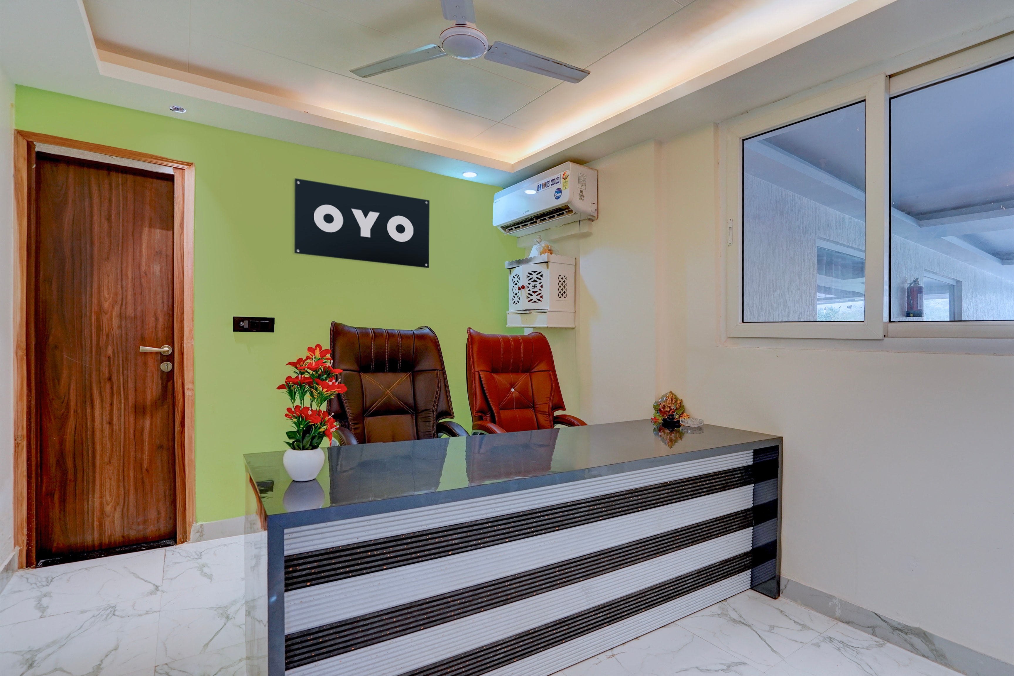 Hotel O Simran Hotel, Flagship Noida, Book @ ₹1097 - OYO