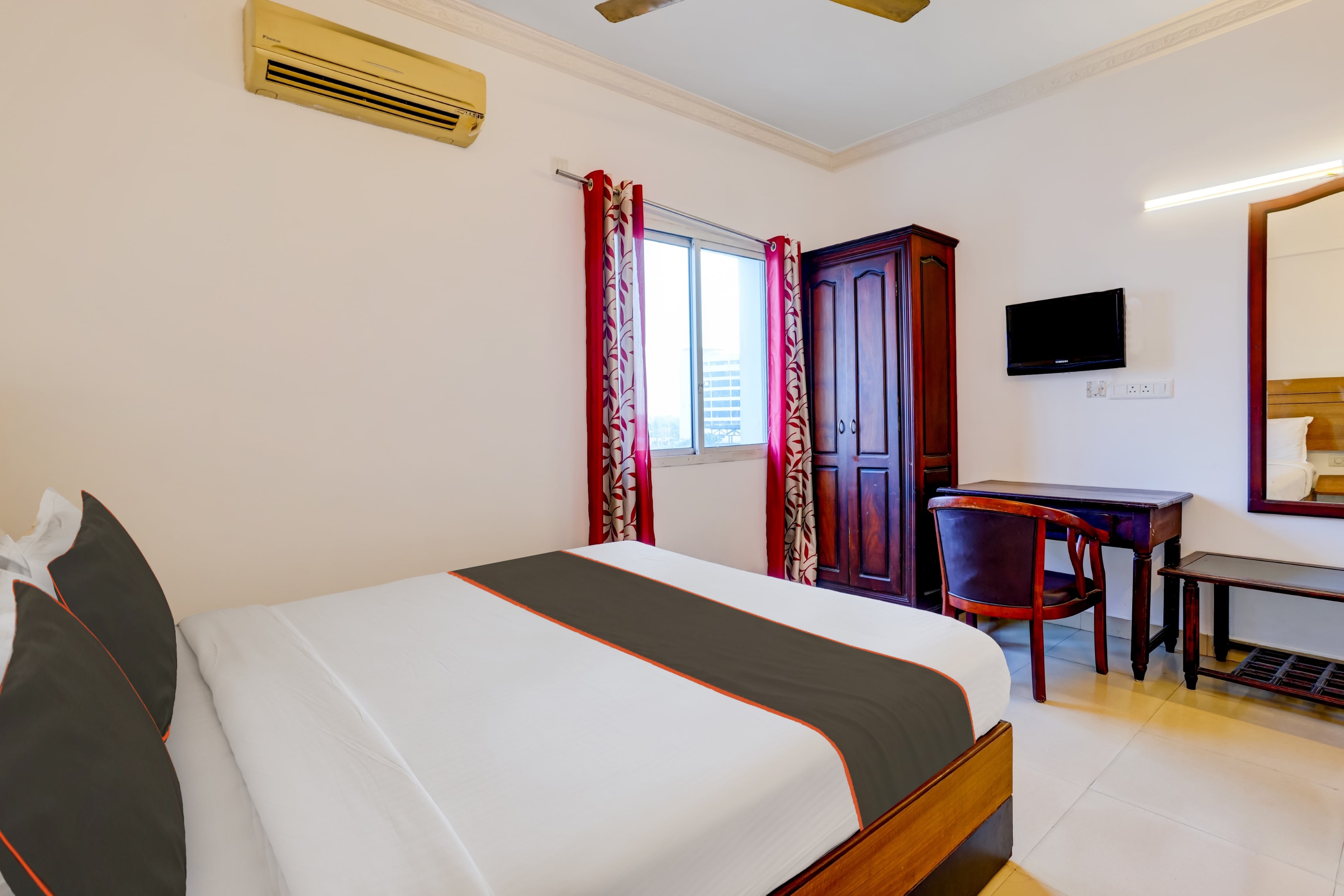 Super Collection O Tee Kay Near Railway Station, Collection O Trivandrum, Book @ ₹1521 - OYO