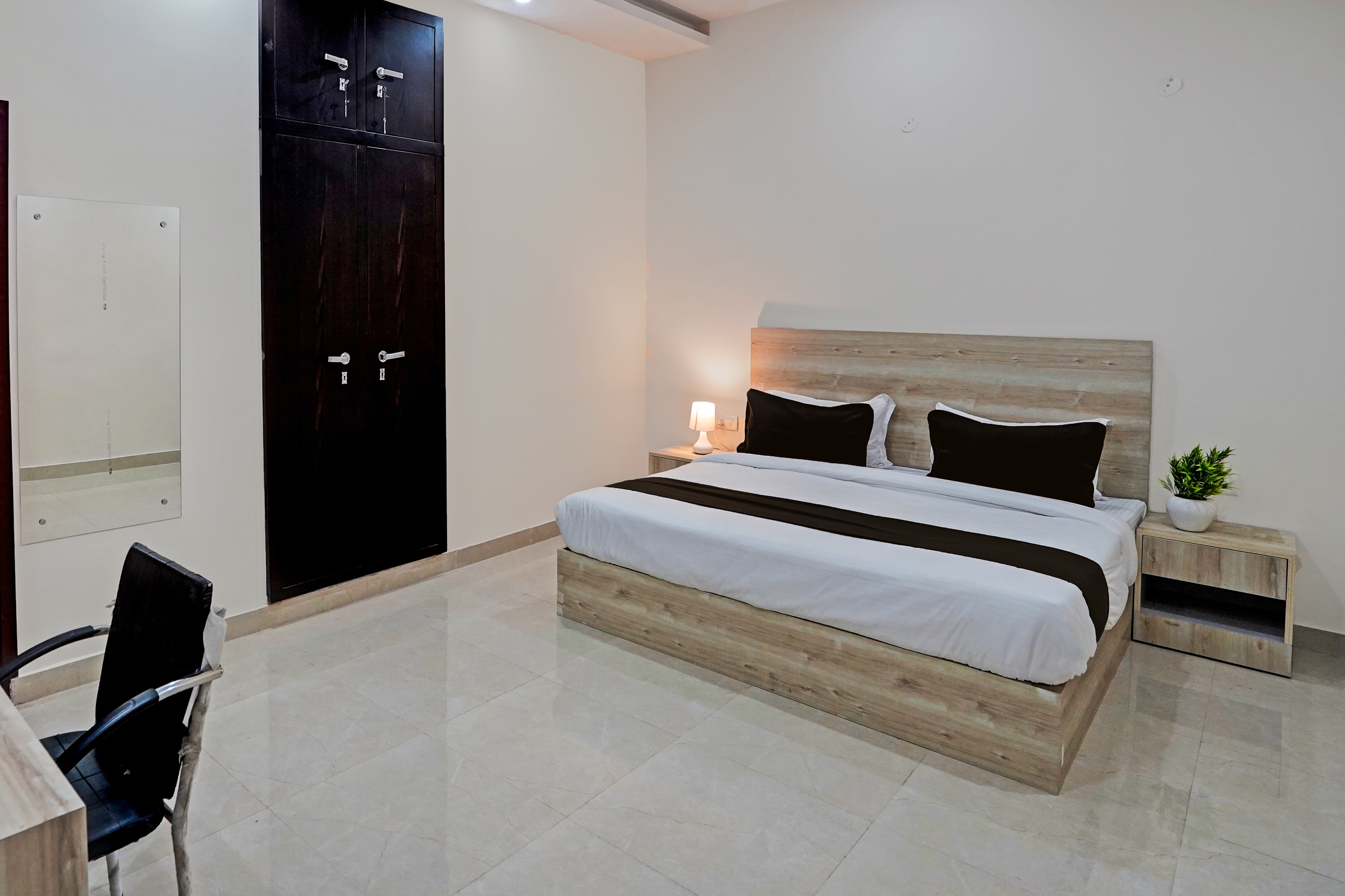 Hotel O Sunrise, Flagship Noida, Book @ ₹769 - OYO