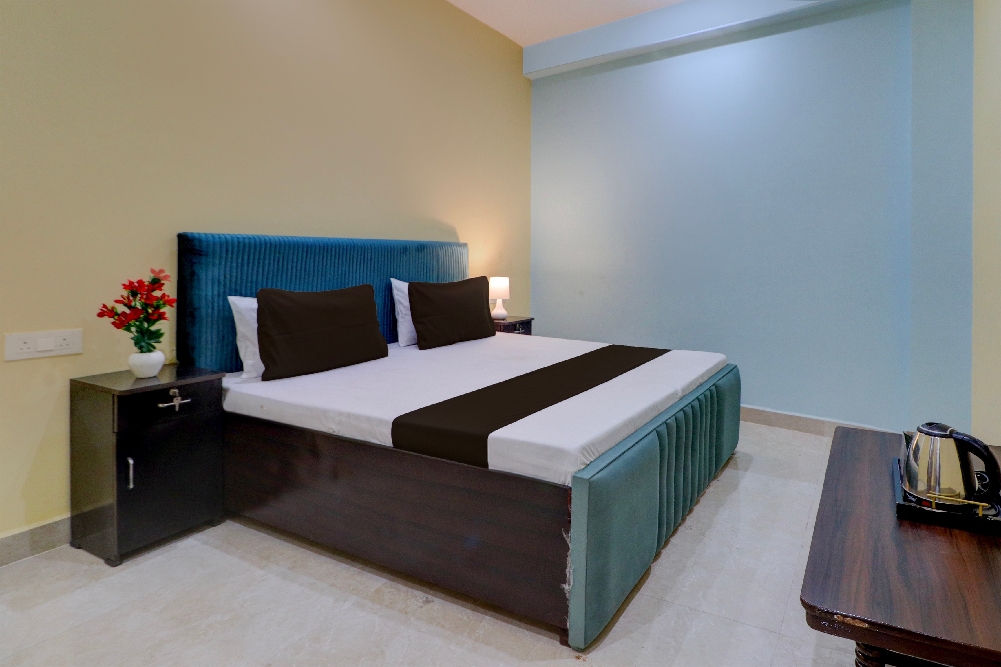 Hotel O Big Tree, Flagship Delhi, Book @ ₹680 - OYO