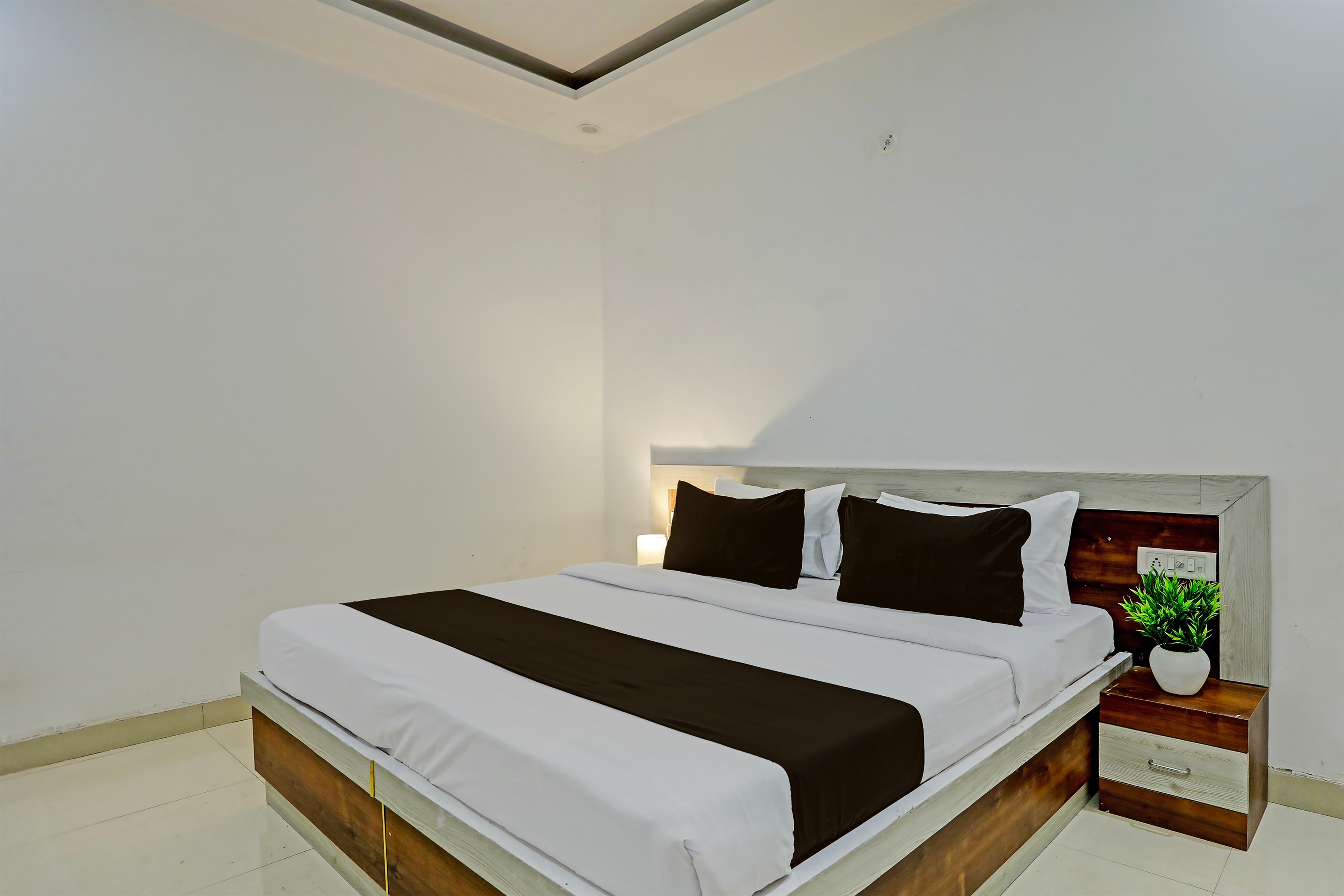 Hotel O Keshav, Flagship Ghaziabad, Book @ ₹686 - OYO