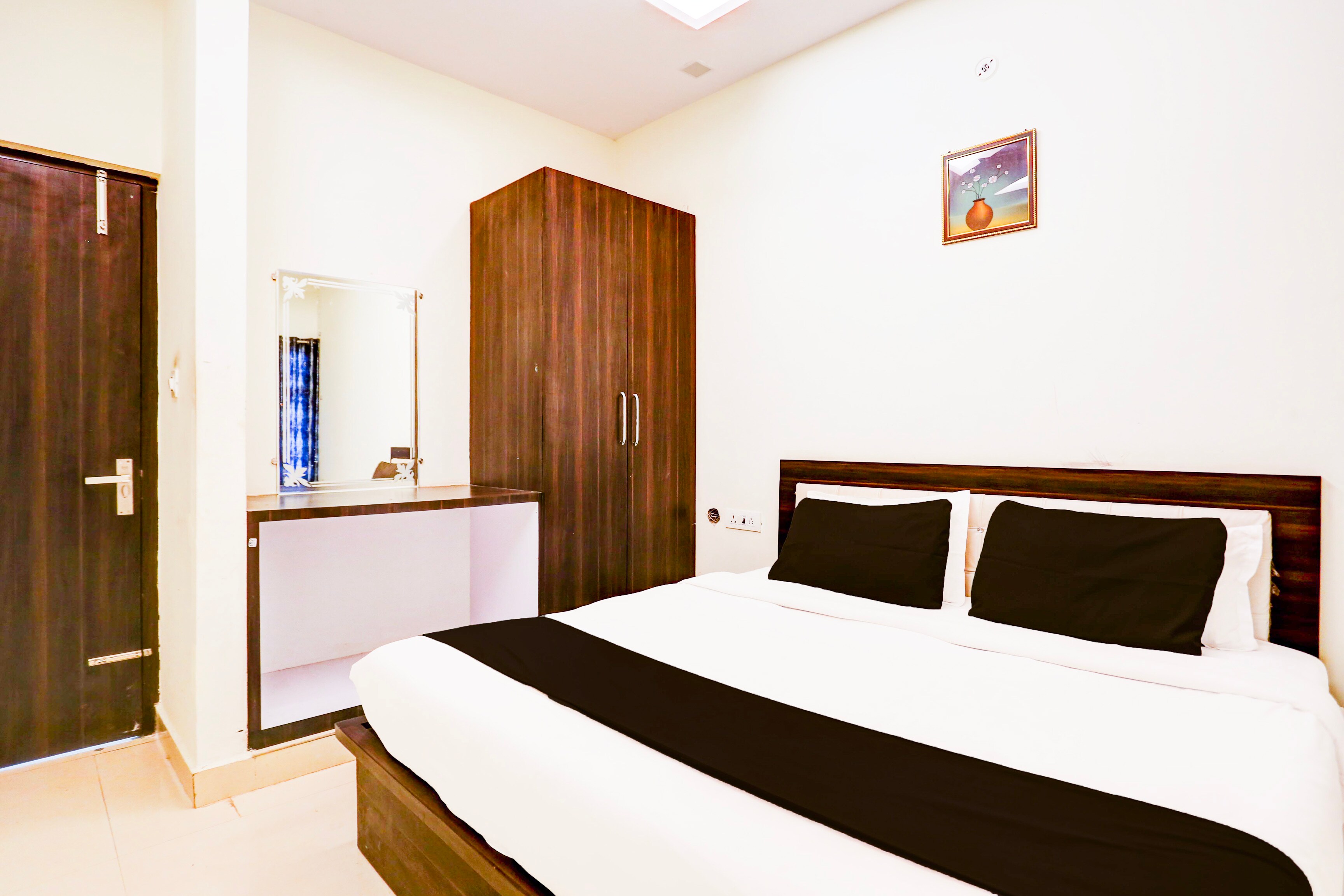 Hotel O Flagship Hotel Sky Inn, Flagship Lucknow, Book @ ₹1315 - OYO
