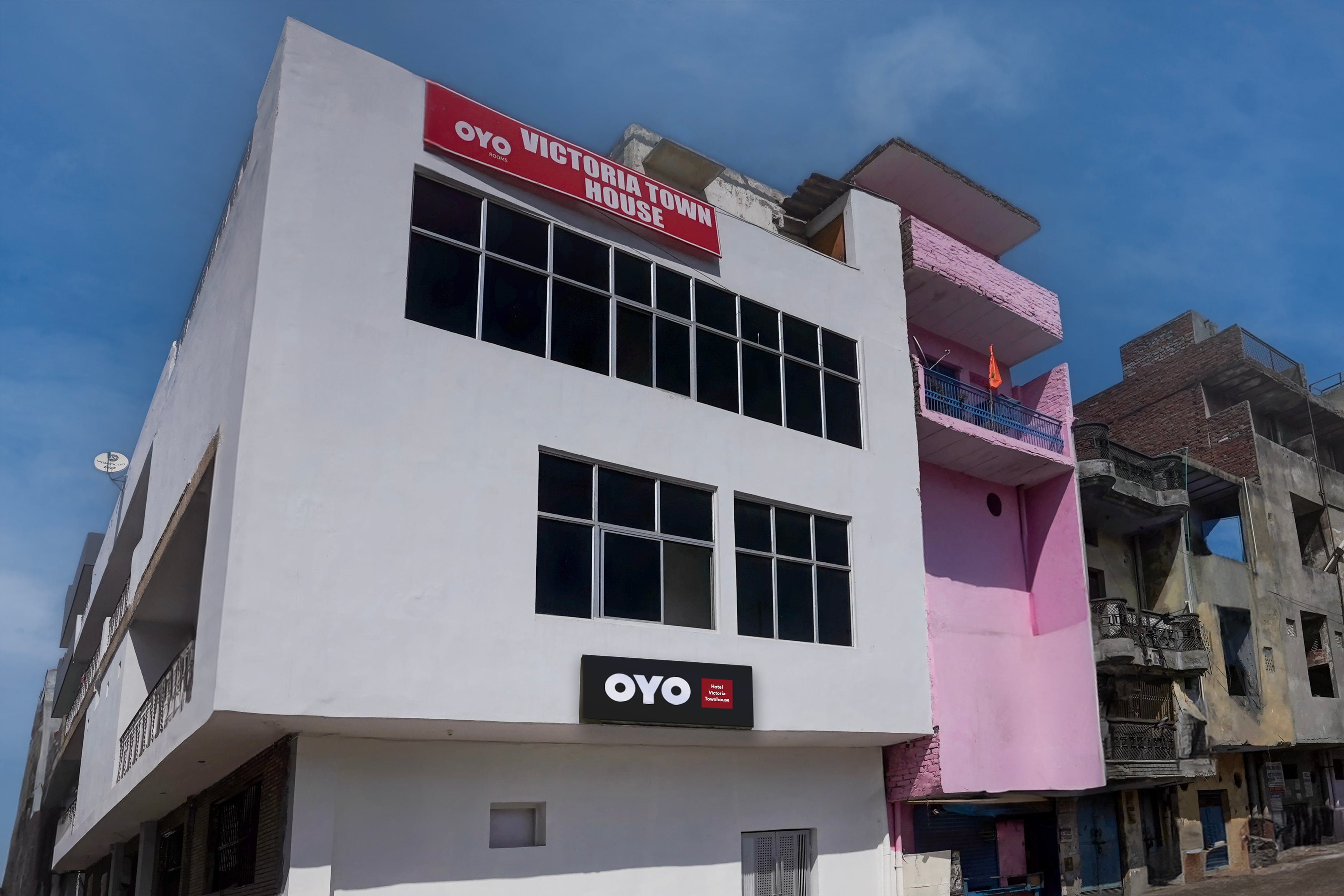 Live on DEL5456 , Flagship Delhi, Book @ ₹728 - OYO