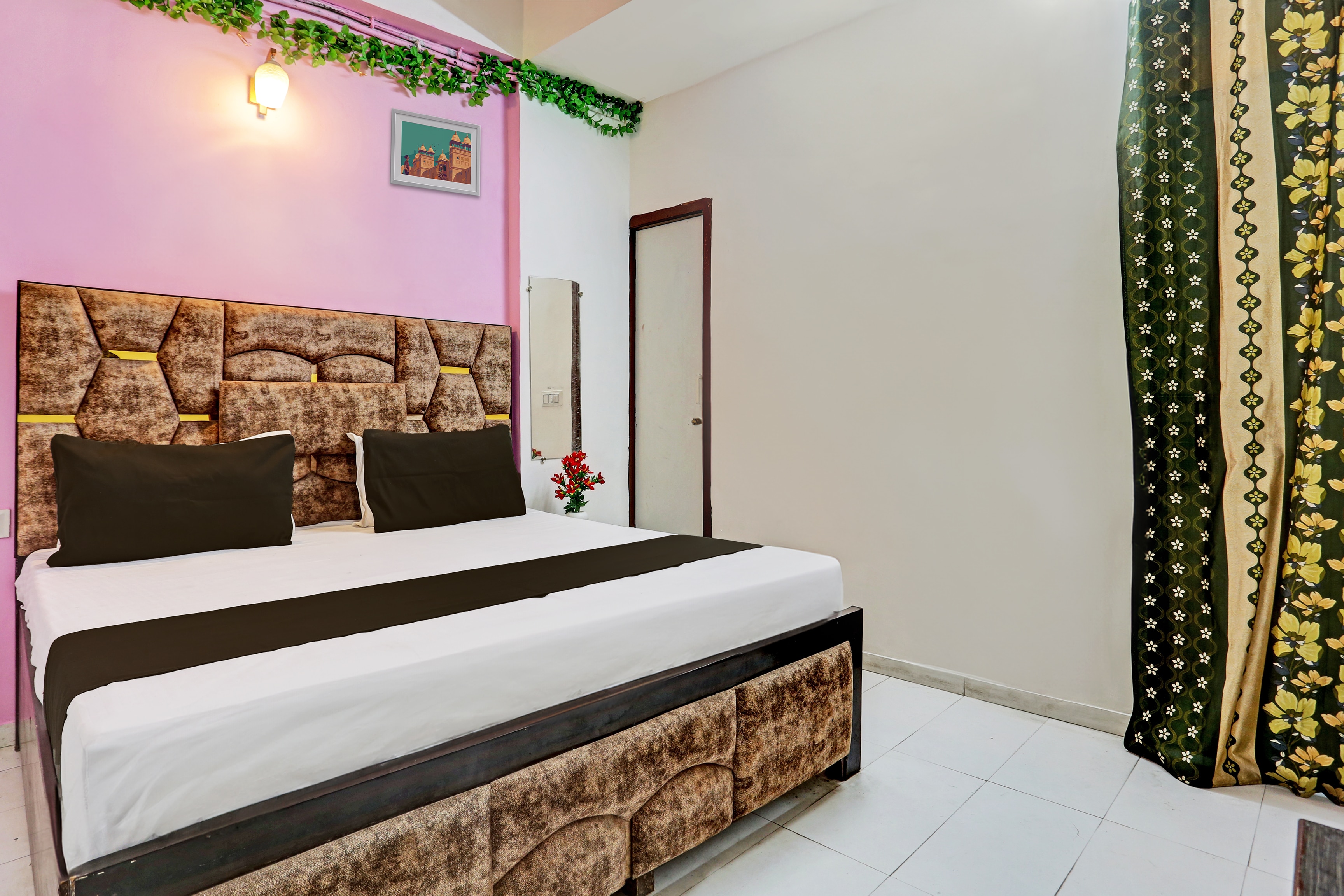 OYO Hotel Grand Shalimar, Flagship Delhi, Book @ ₹733 - OYO