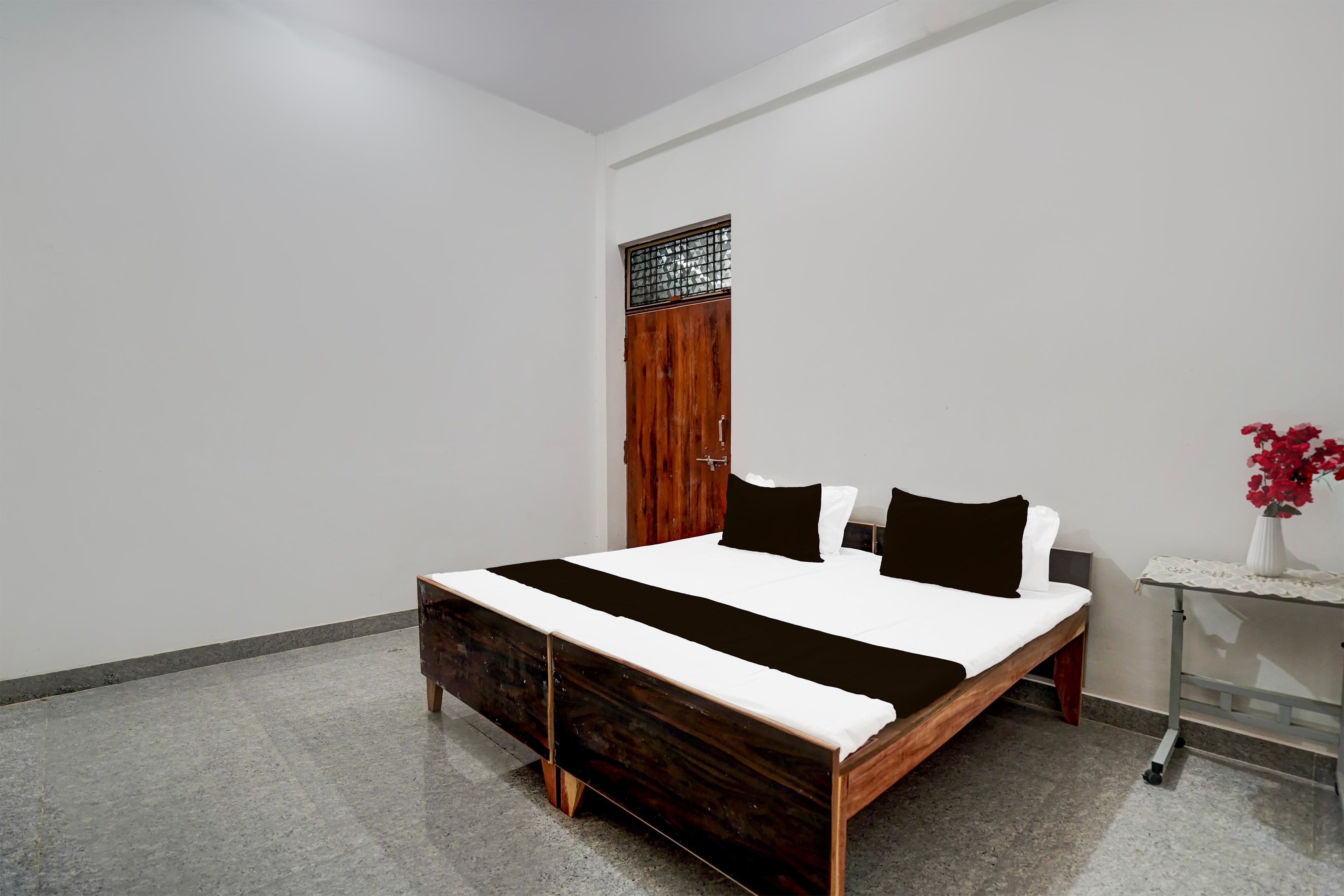 SPOT ON R L PALACE, SPOT ON Prayagraj, Book @ ₹1682 - OYO