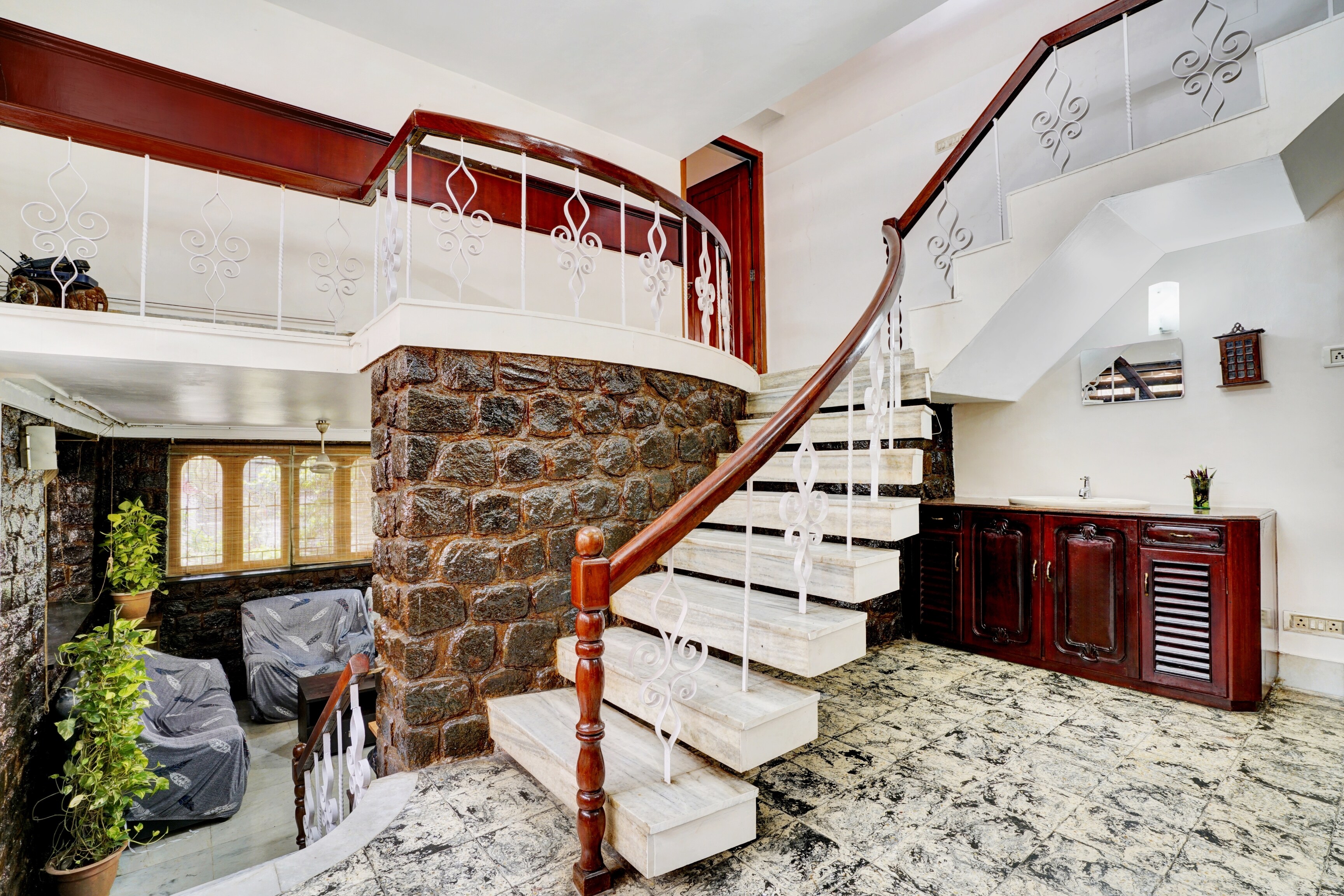 Hotel O CHALET SUITES, Flagship Kochi, Book @ ₹762 - OYO