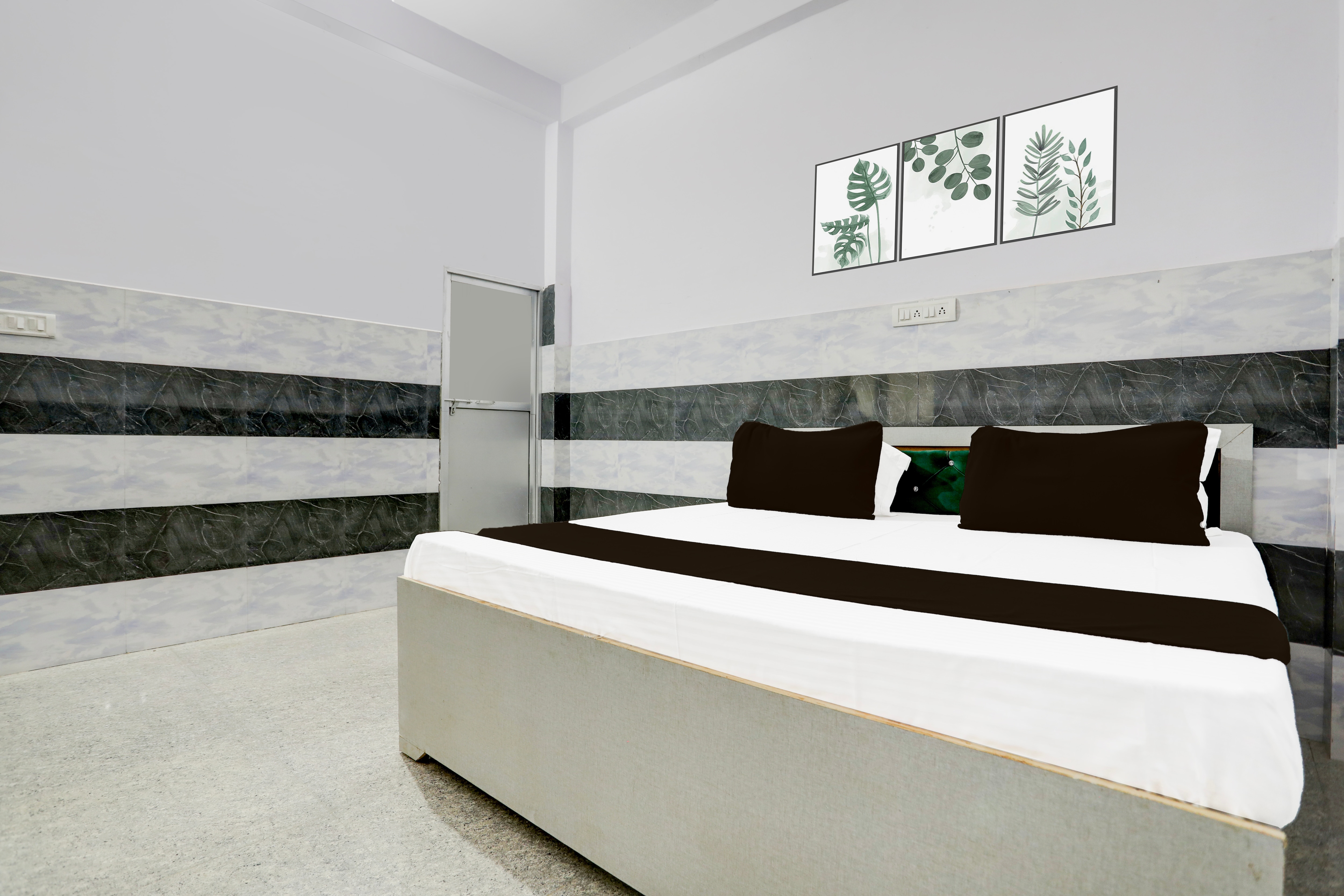 Hotel O SKY HOTEL, Flagship Kanpur, Book @ ₹765 - OYO