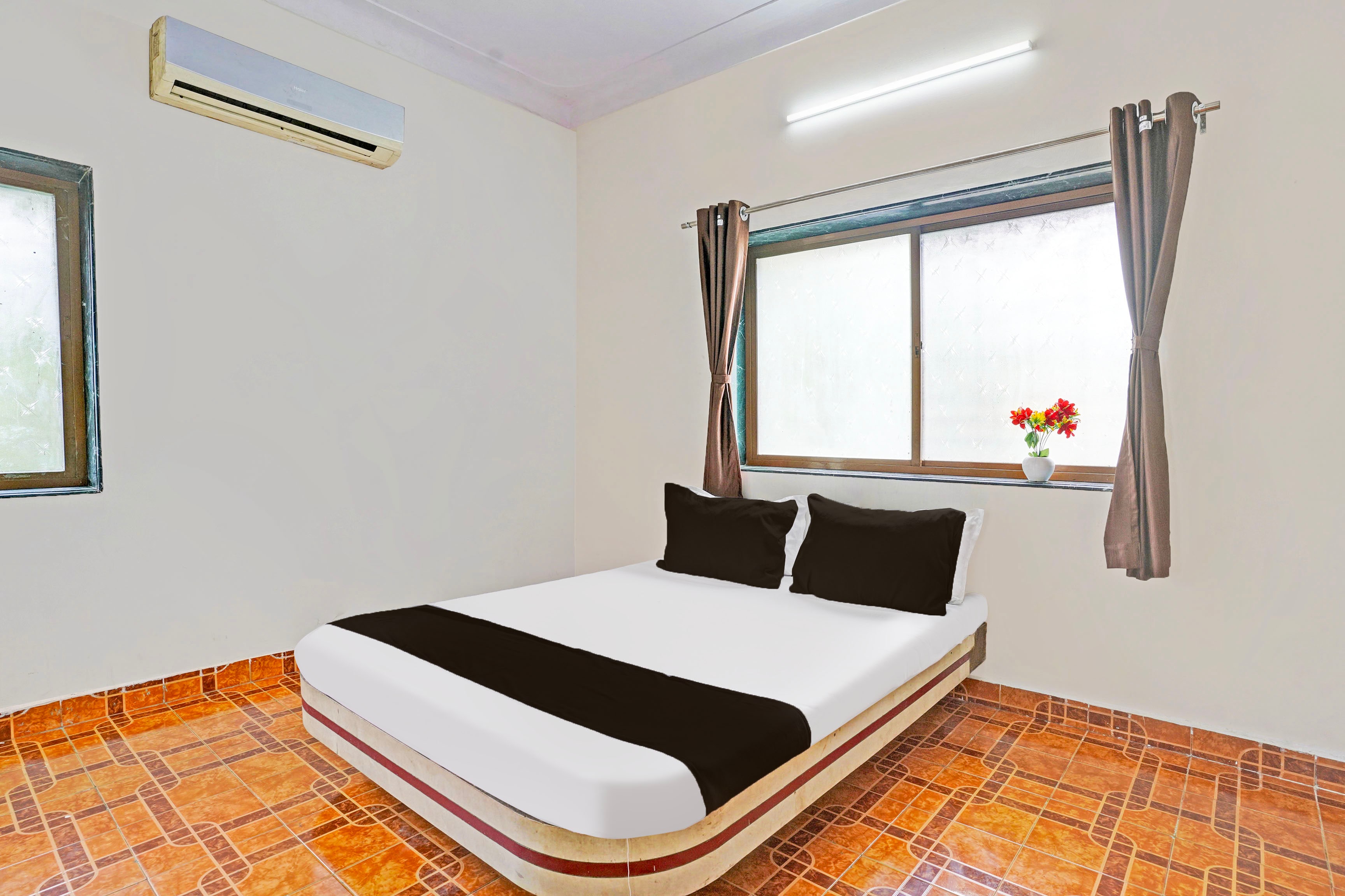 Hotel O 826458 Hotel shivshakti, POP Nashik, Book @ ₹761 - OYO