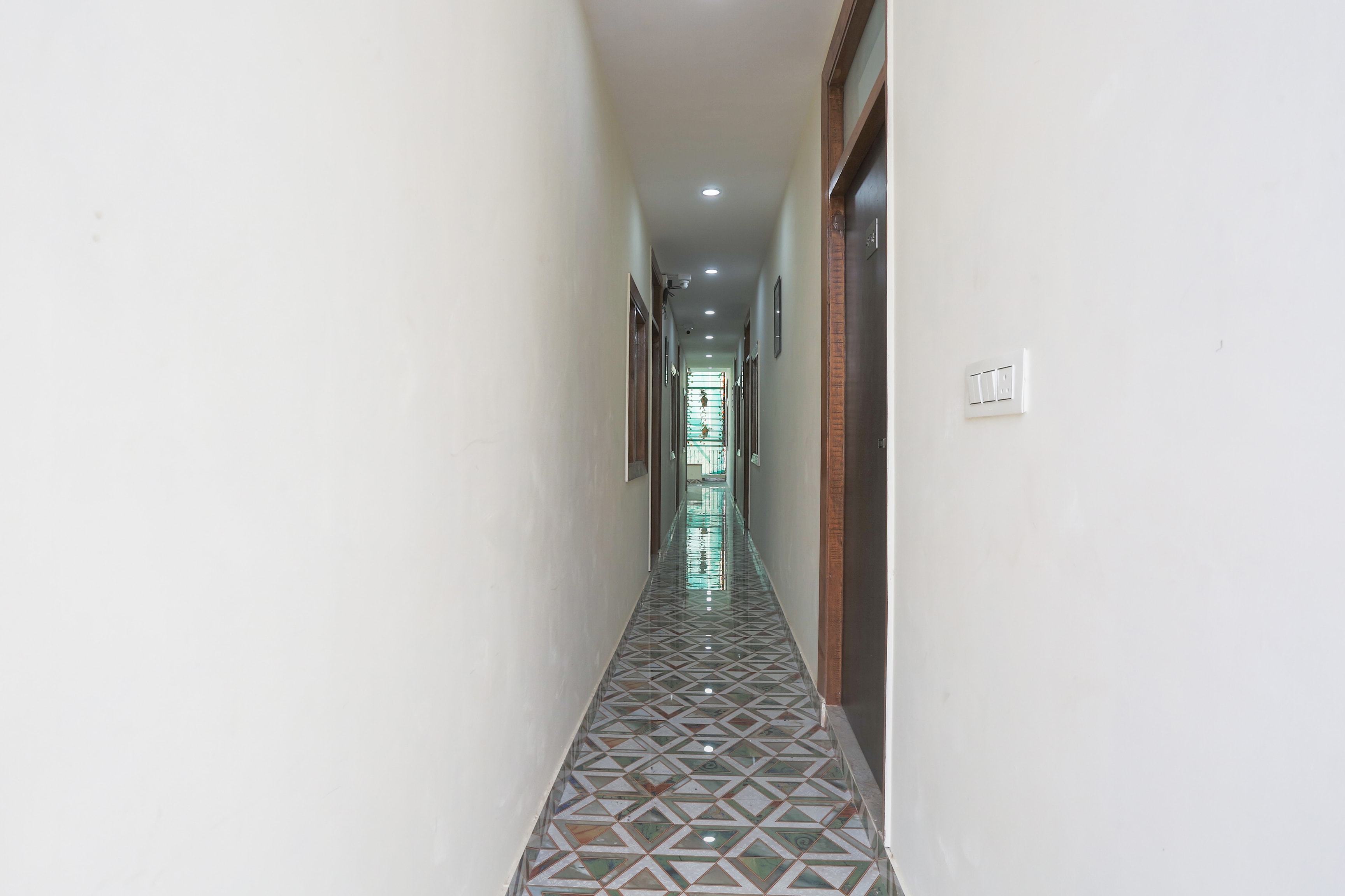 HOTEL O RELAX MAX, Flagship Delhi, Book @ ₹868 - OYO