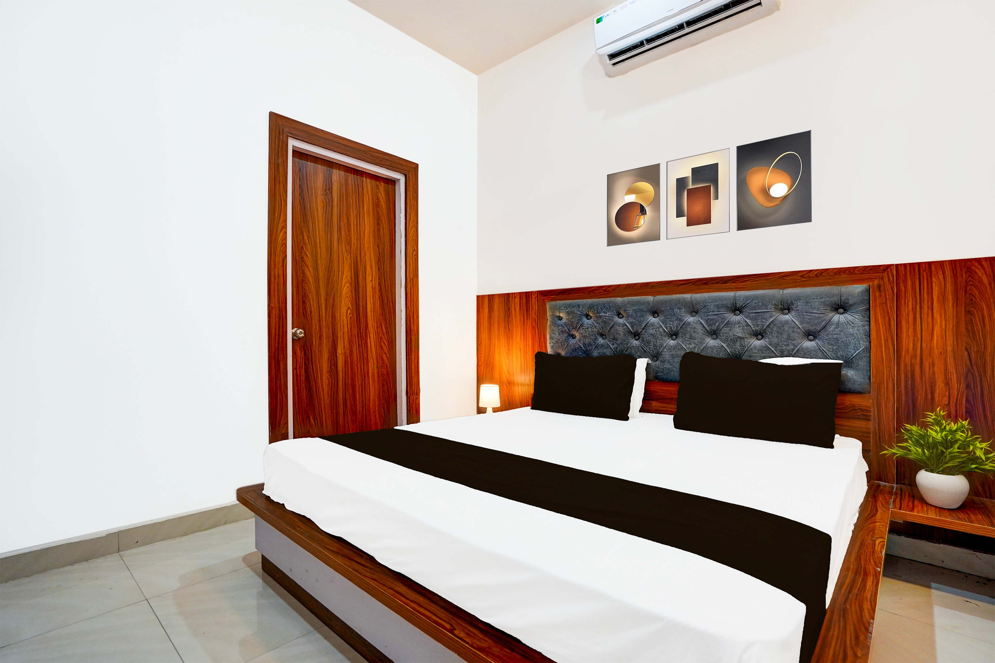Super Hotel O ADVENT HOTEL, Flagship Noida, Book @ ₹699 - OYO