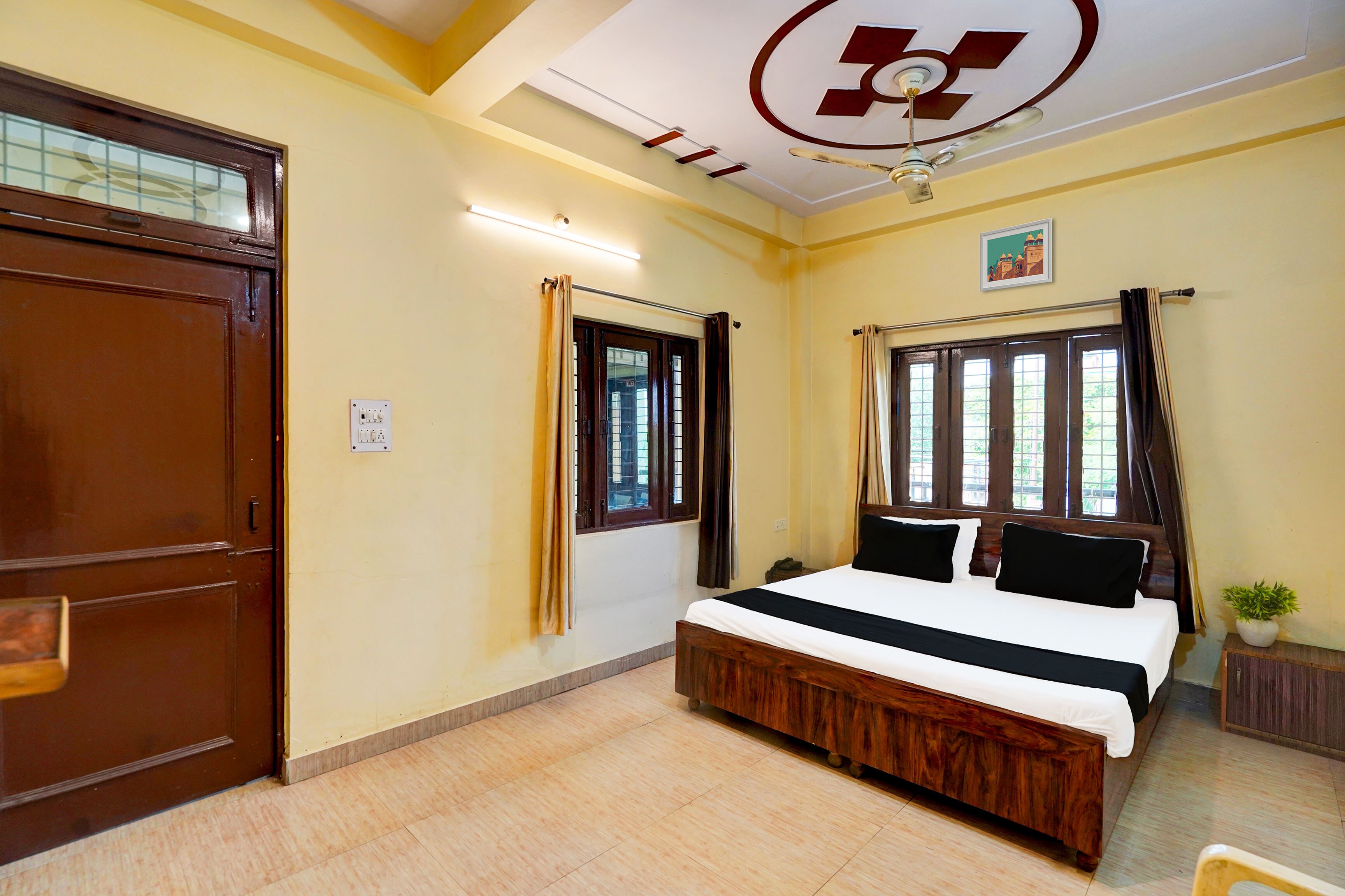 Hotel O RELAX IN, Flagship Ghaziabad, Book @ ₹850 - OYO