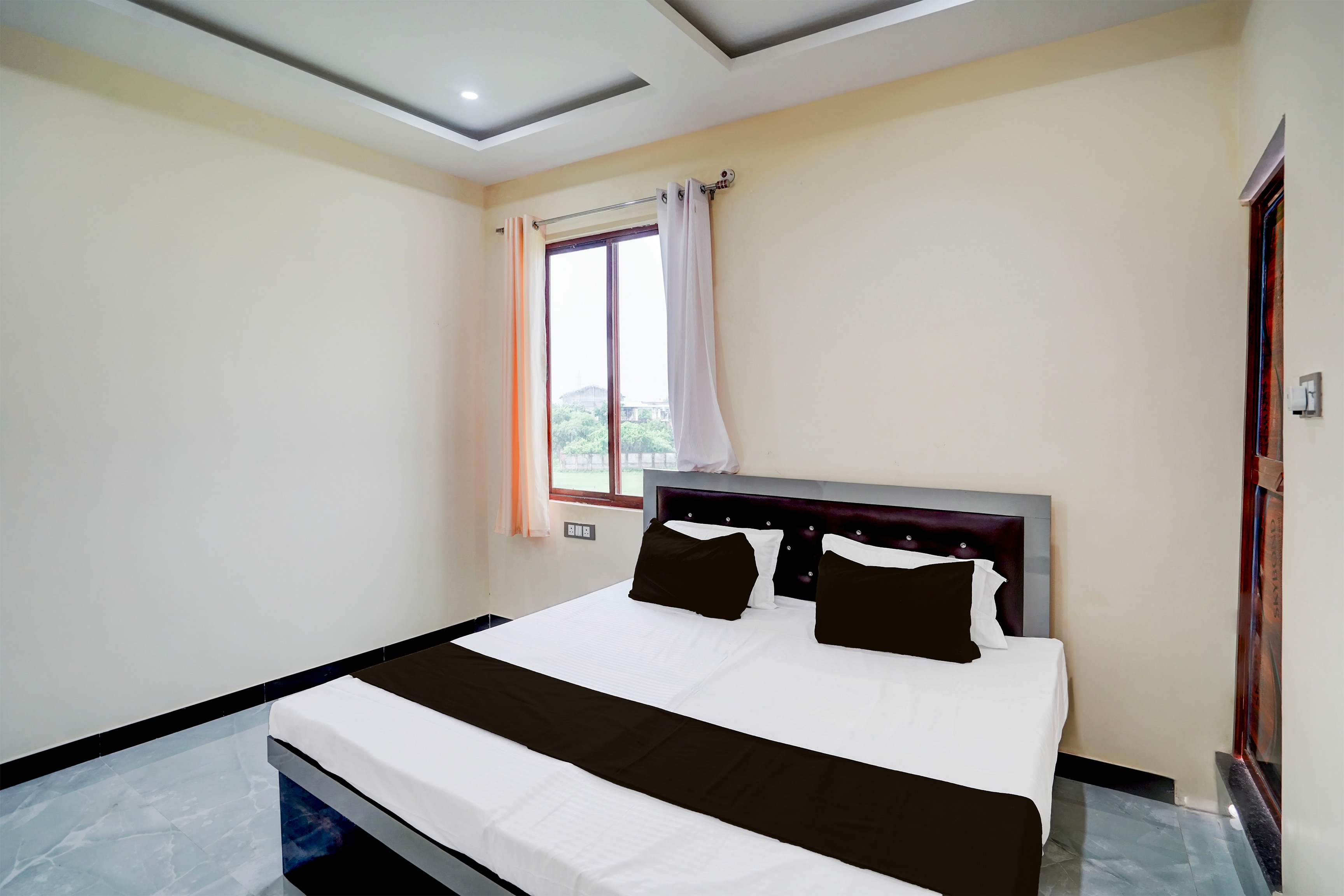 Live on FHR041, Flagship Raebareily, Book @ ₹740 - OYO