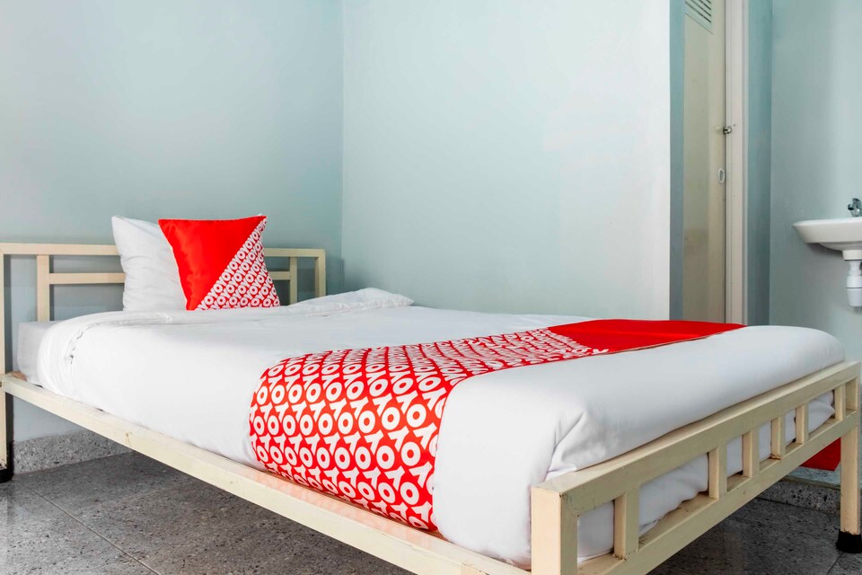 OYO 94199 Rade Inn, OYO Hotels Banda Aceh, Book @ Rp49598 - OYO