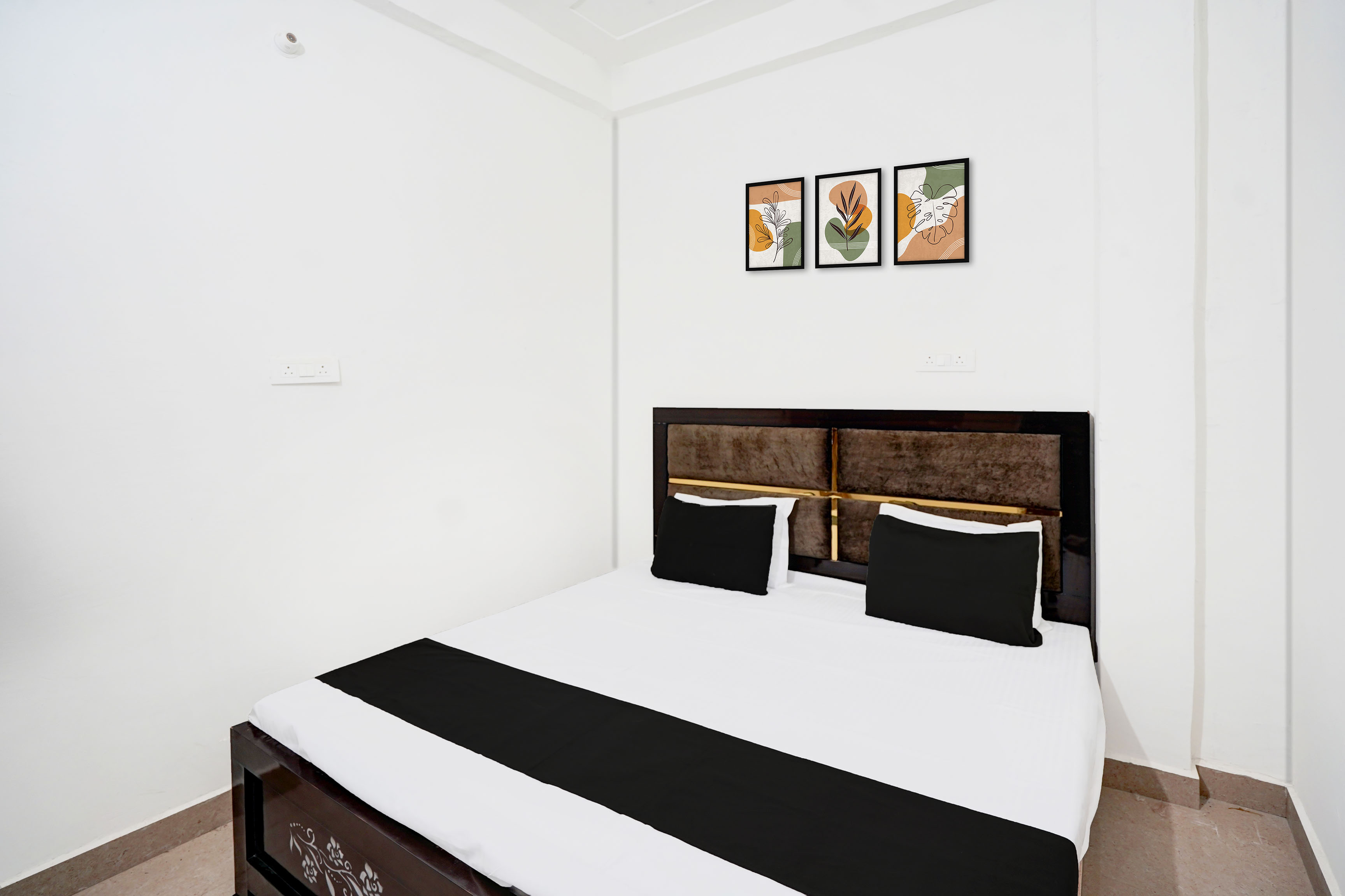 SPOT ON Chauhan Hotel, SPOT ON Kanpur, Book @ ₹738 - OYO