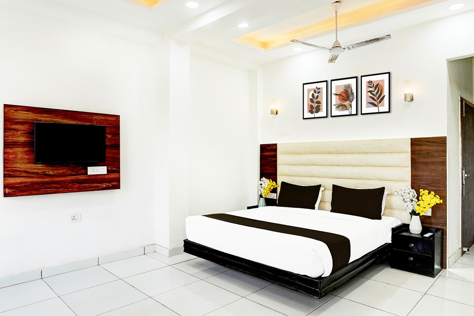 Super Collection O Haldoni Mod Greater Noida, Collection O Noida, Book ...