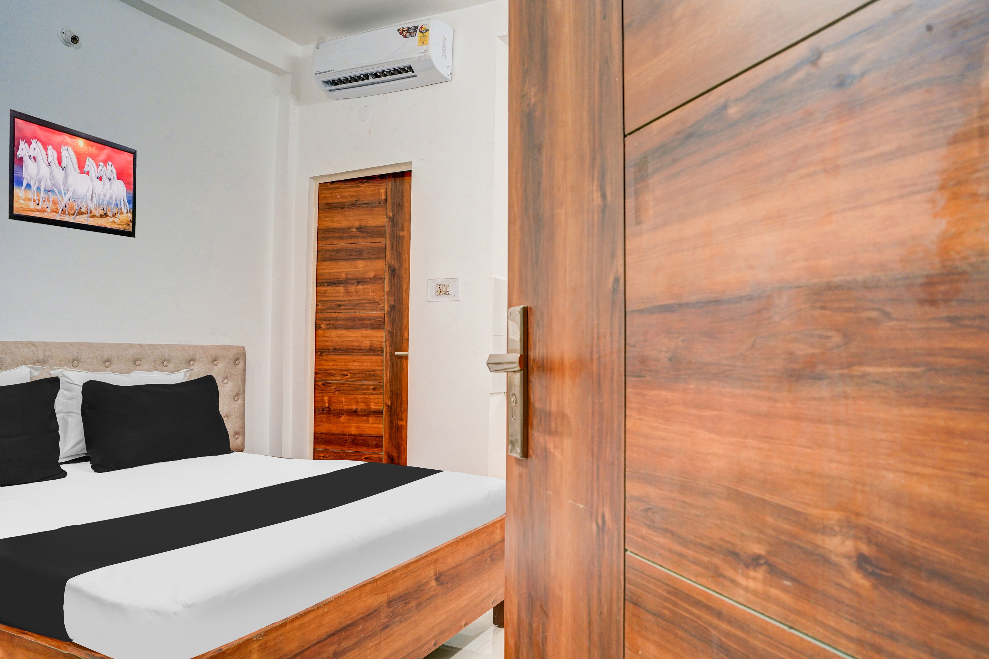 Hotel O Neelbad Guest House , Flagship Bhopal, Book @ ₹882 - OYO