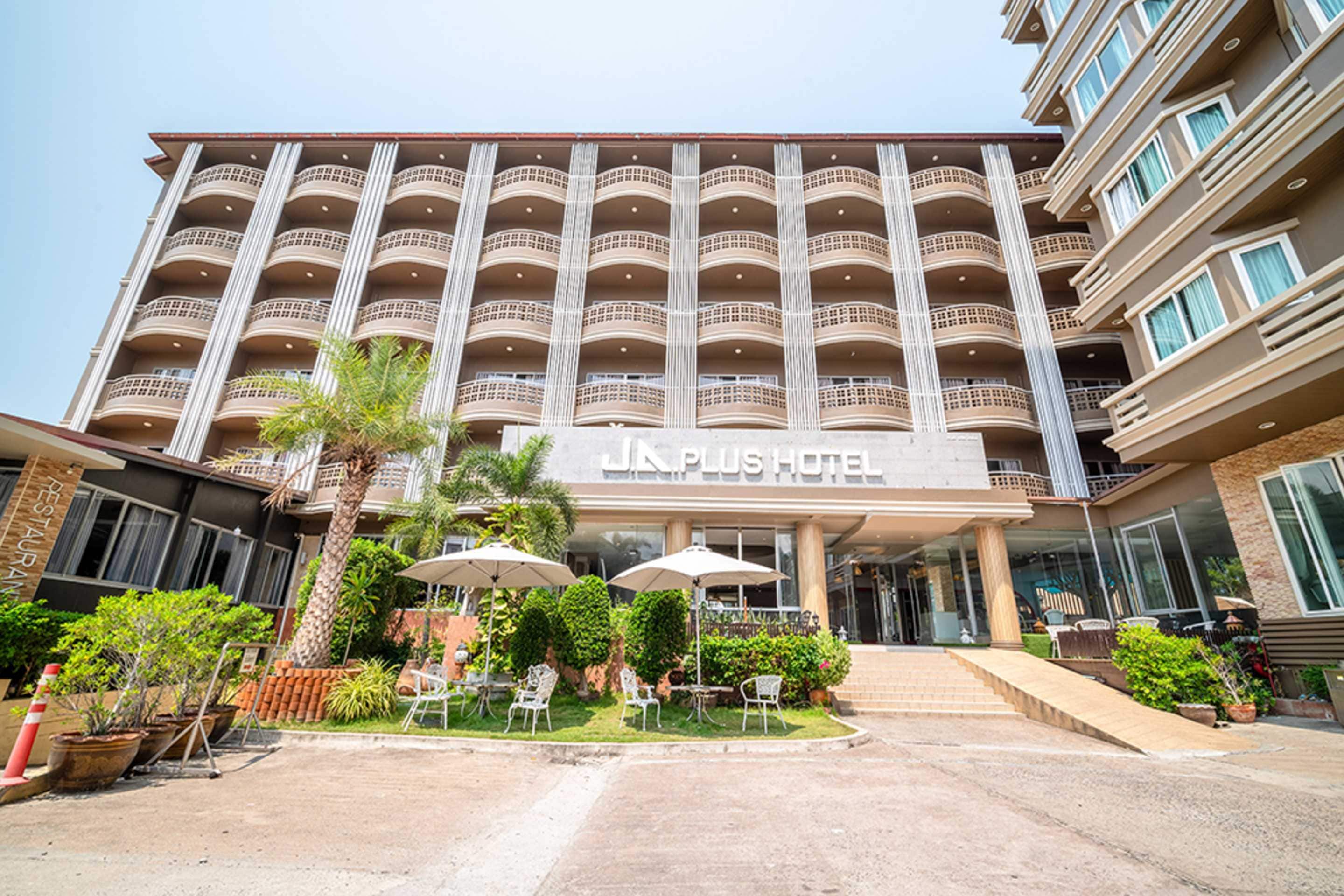 Sunday JA Plus Hotel, OYO Hotels Pattaya, Book @ ฿1740 - OYO