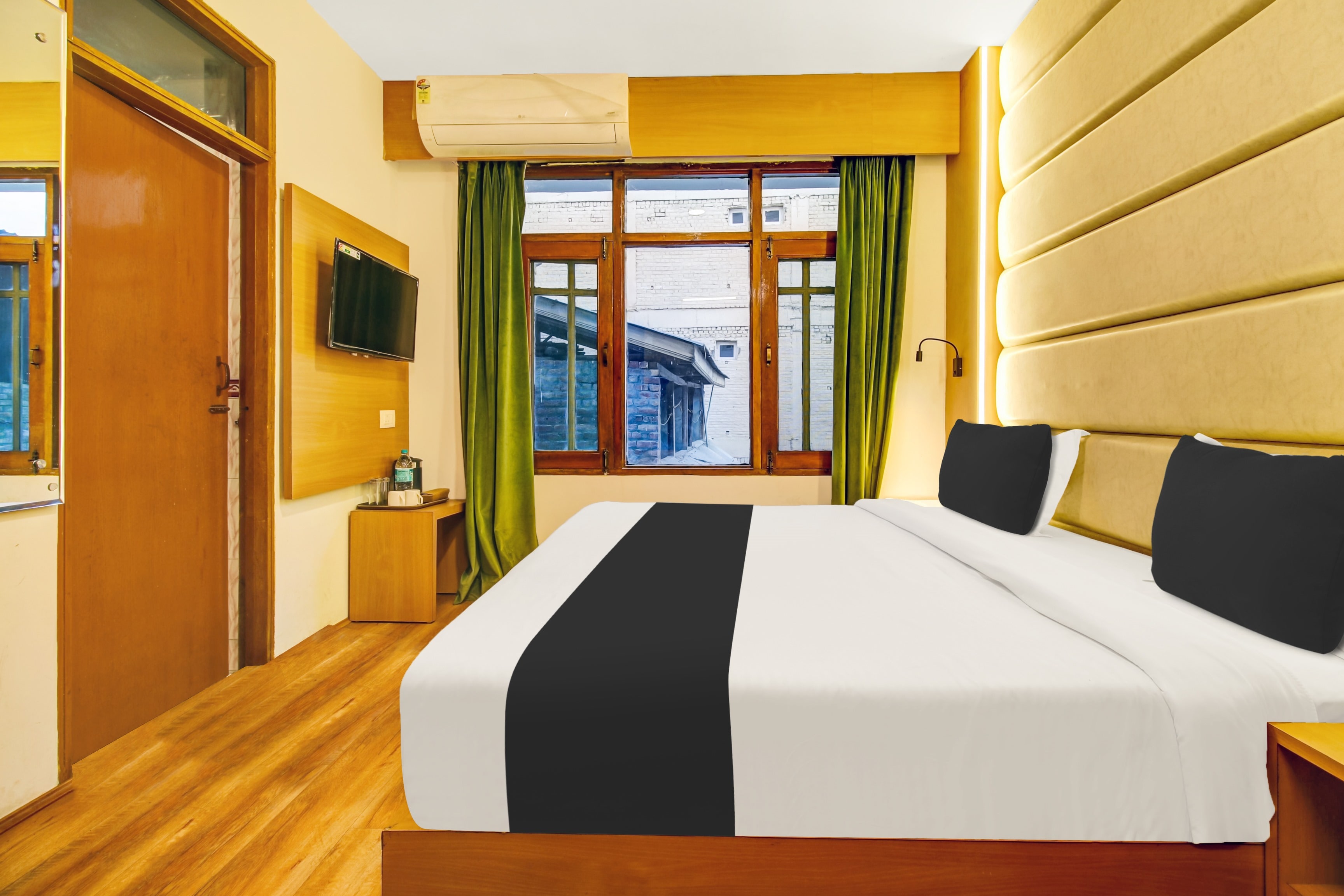 Townhouse Hotels in Chiliz The Pizza Shop, Srinagar Starting @ ₹953 ...