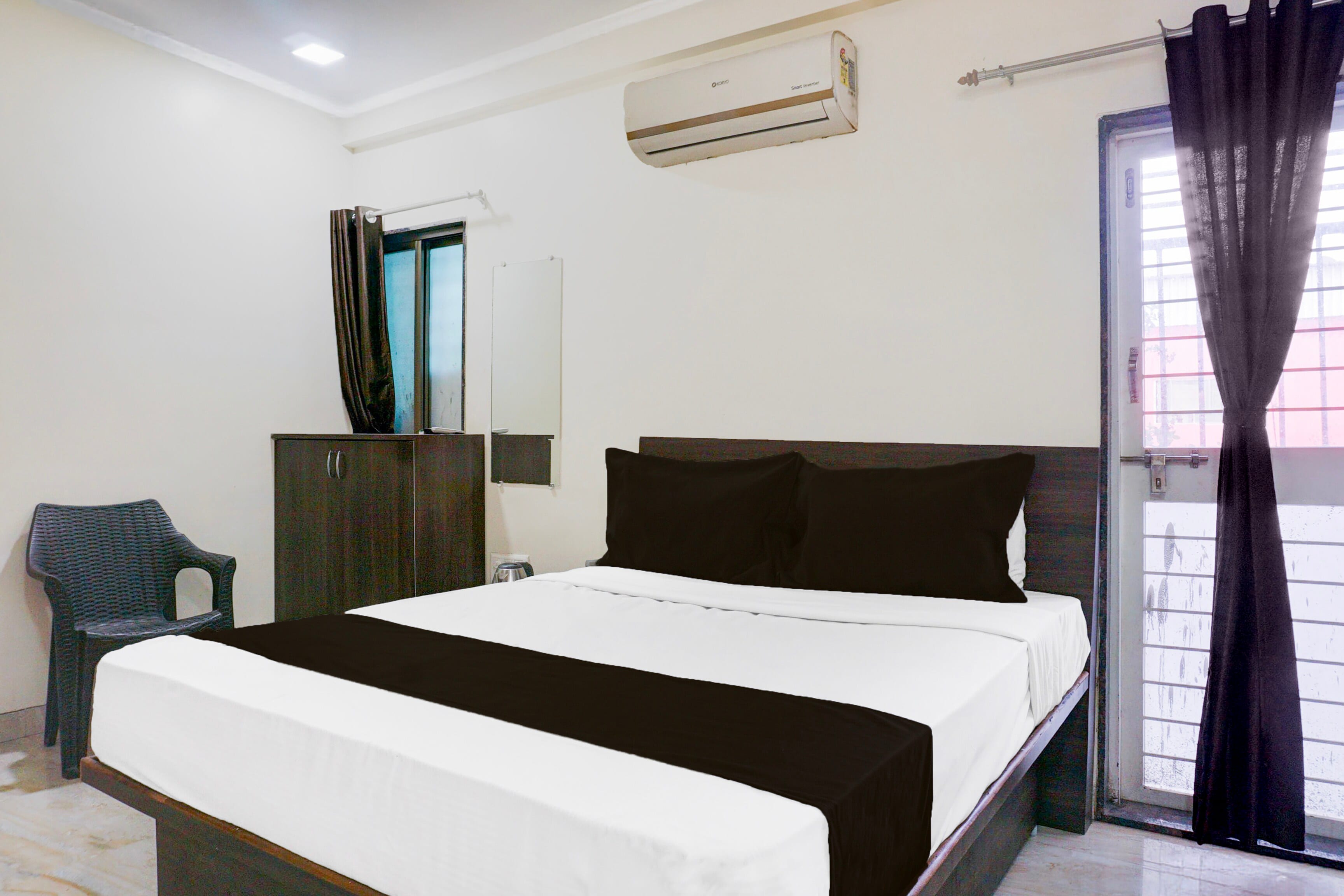 Hotel O by OYO Saideep Lodging, Flagship Pune, Book @ ₹992 - OYO